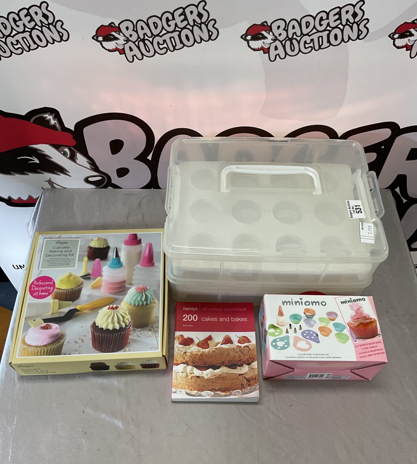 Cupcake making and decorating kit – Badgers Auctions