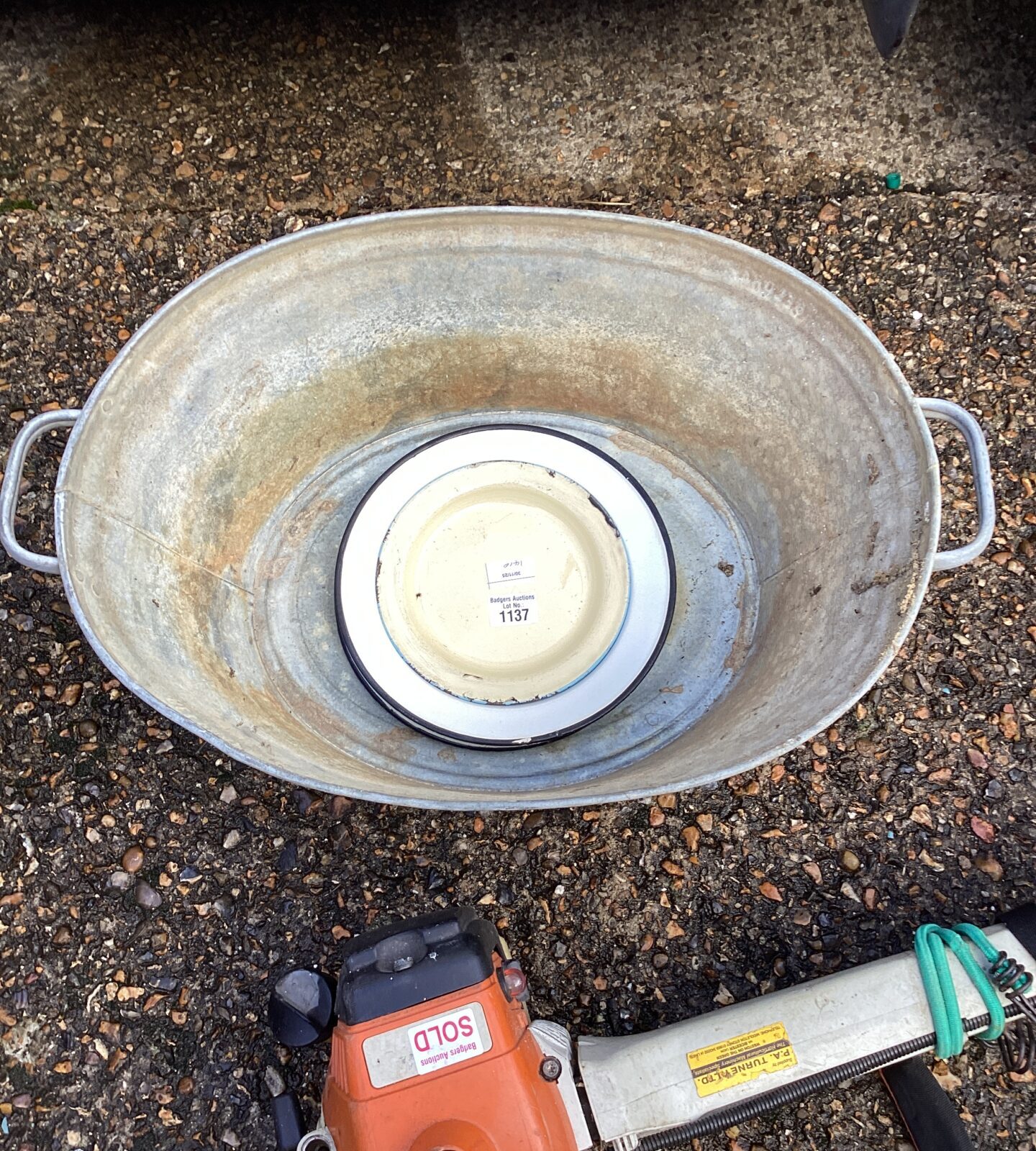 Vintage galvanised bath & two enamelled plates – Badgers Auctions