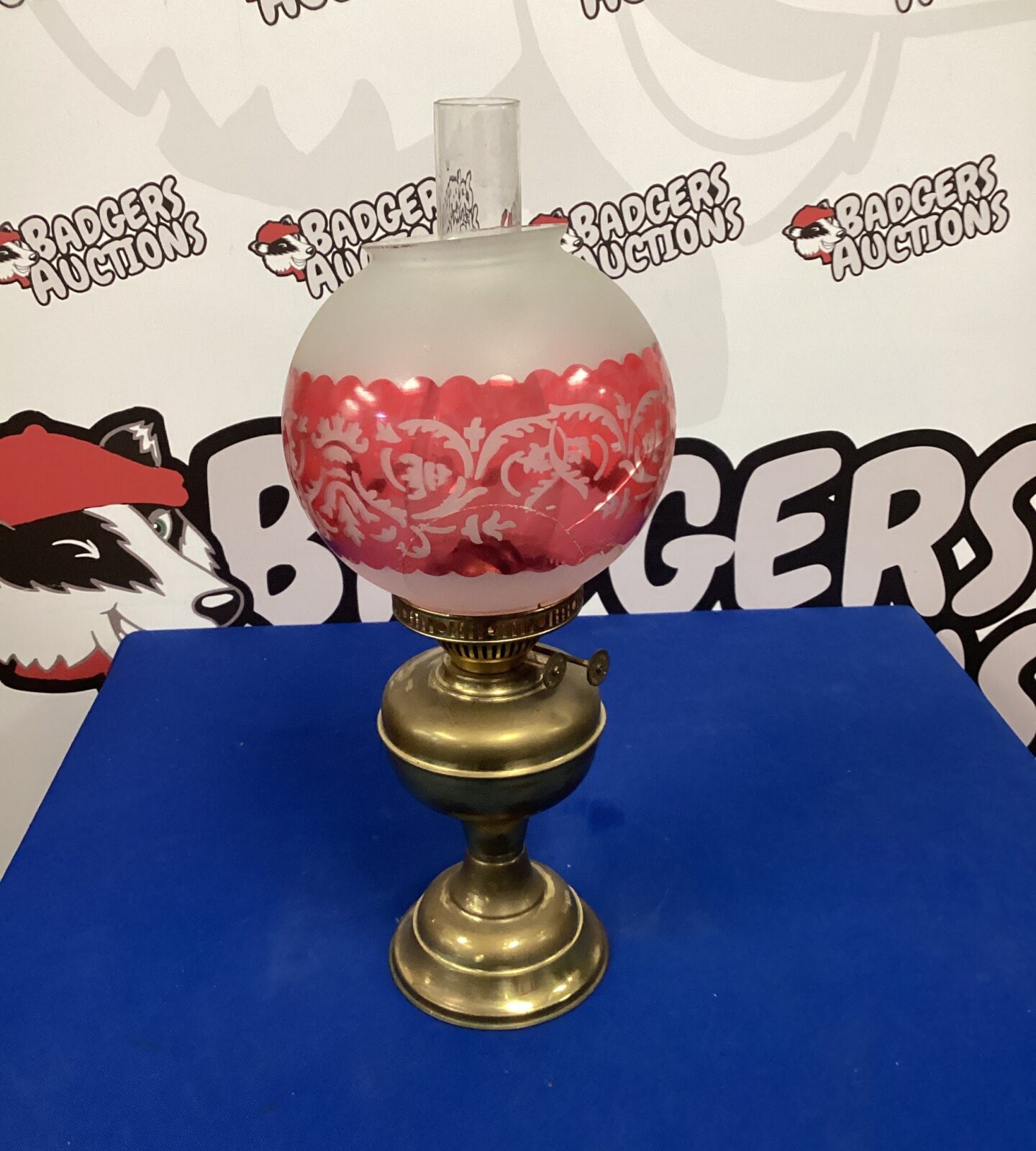 Vintage Parafin oil lamp with glass shade – Badgers Auctions