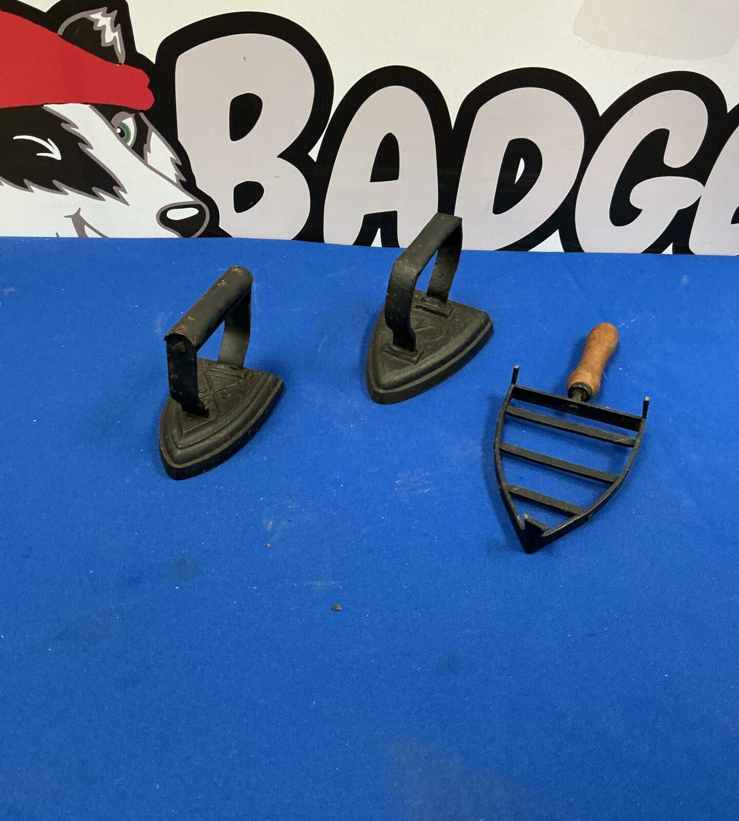 Two vintage smoothing irons – Badgers Auctions