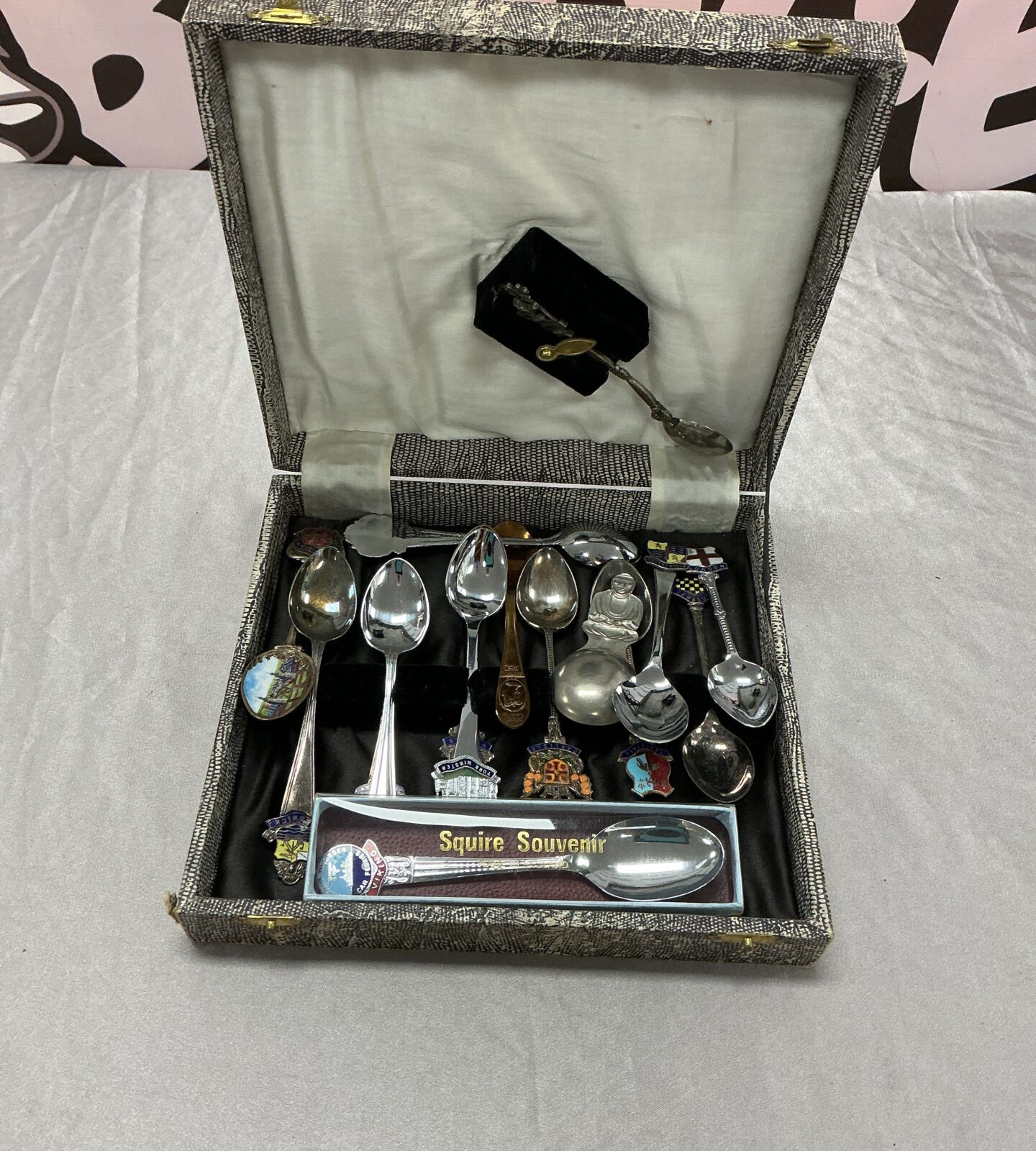 Box of collectible tea spoons – Badgers Auctions
