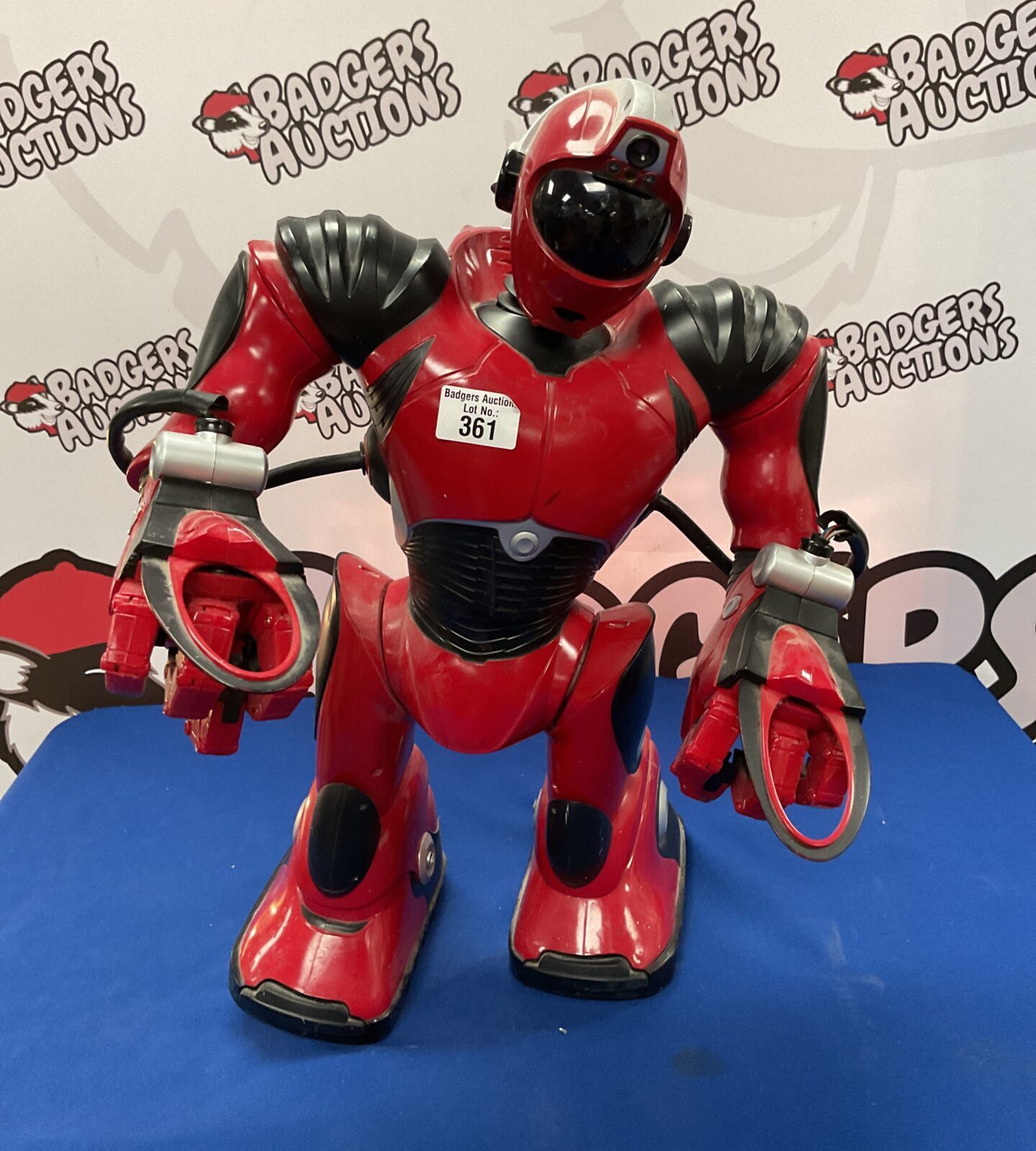 Wowwee Robosapien v2 red humano – Badgers Auctions