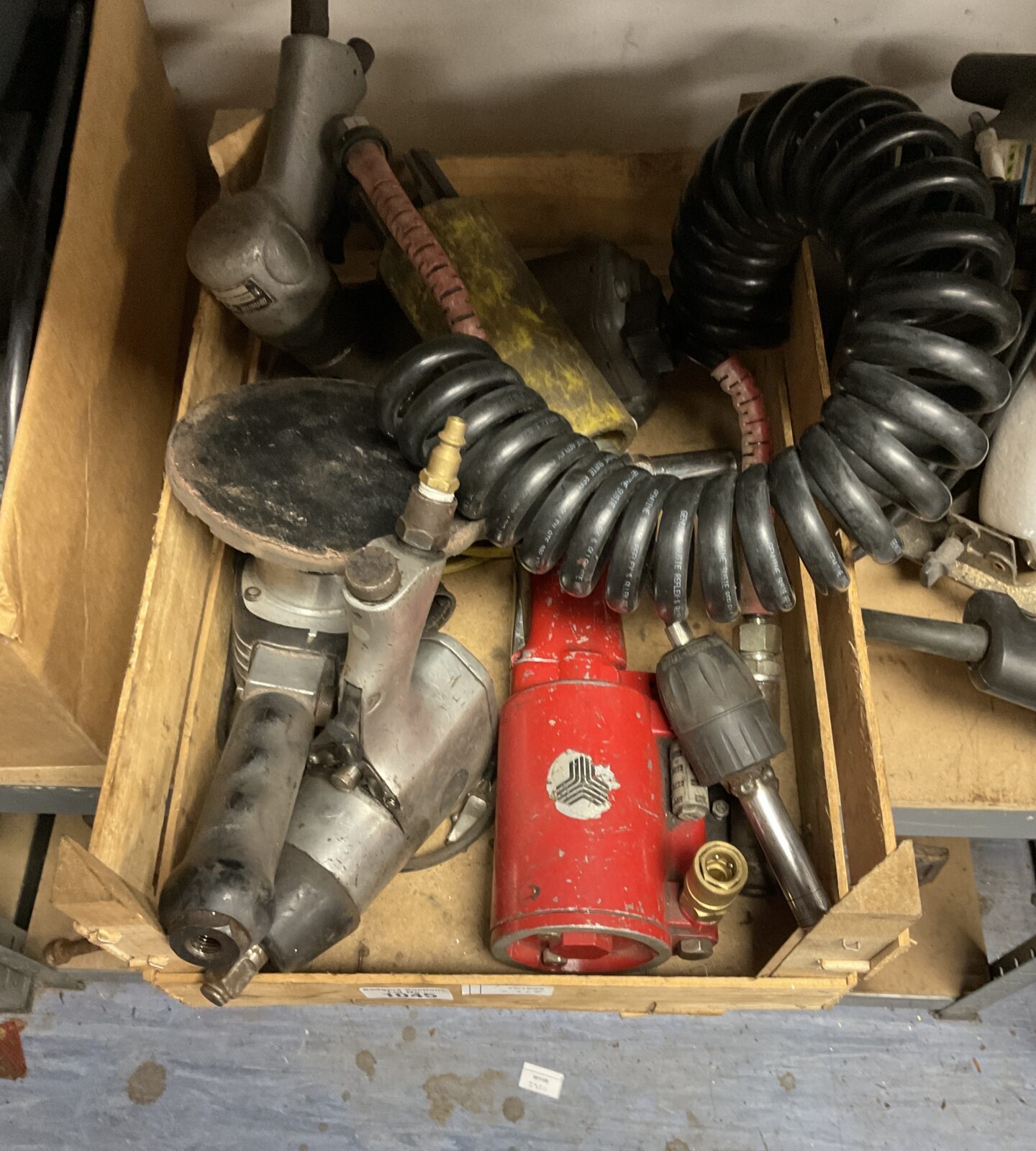 Tray of assorted air tools – Badgers Auctions