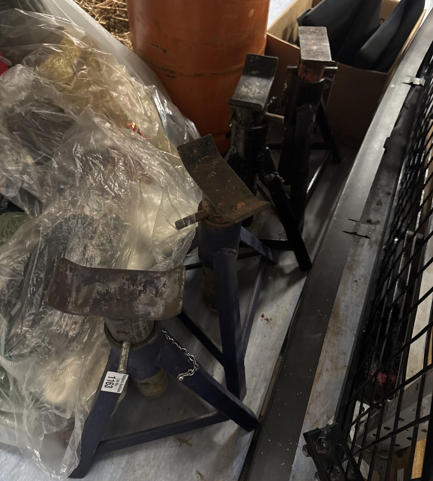 Four large axle stands – Badgers Auctions