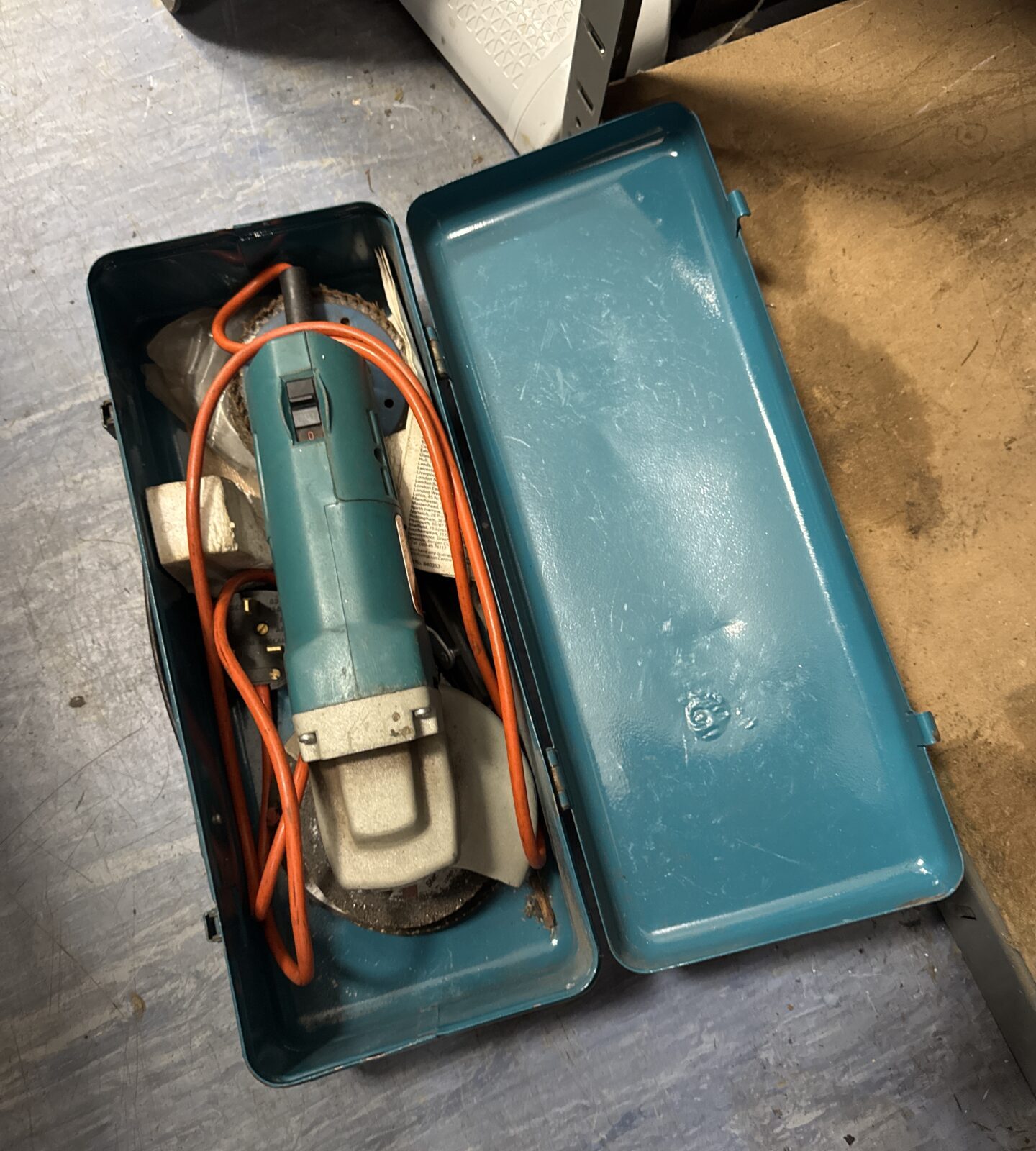 Black & decker angle grinder with accessories – Badgers Auctions