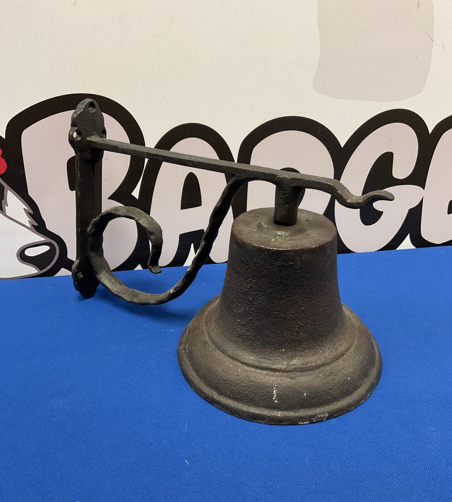 Cast iron bell on wall bracket – Badgers Auctions
