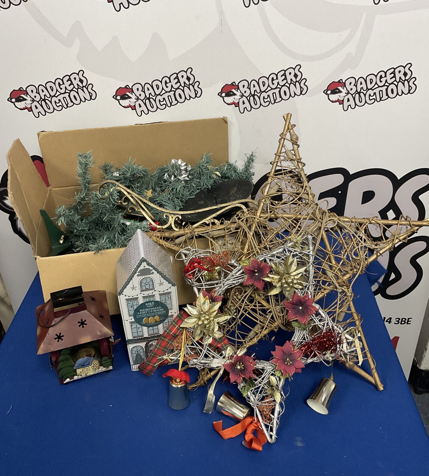 Box of mixed Christmas items – Badgers Auctions