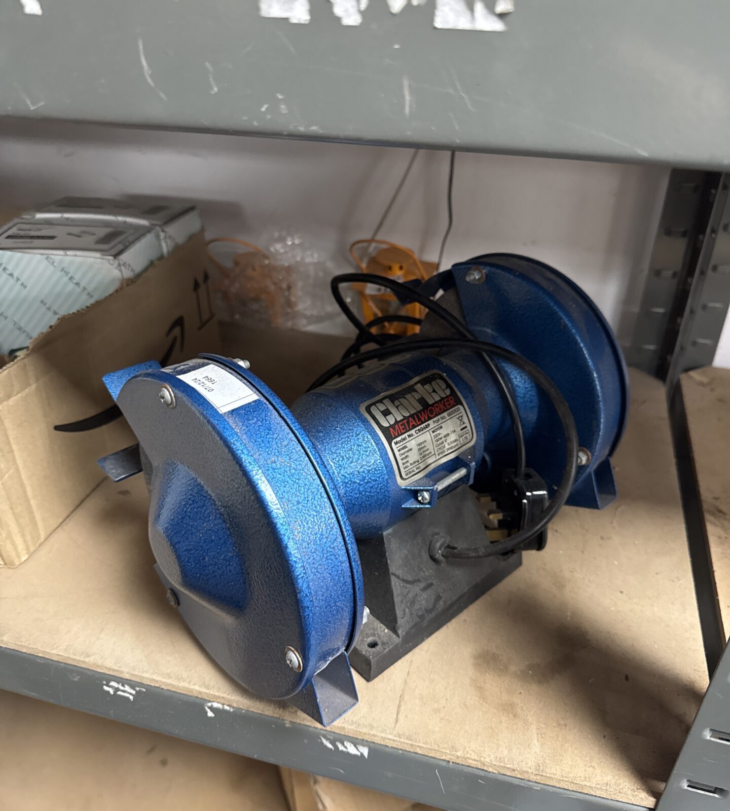 Clarke metalworker bench wheel model no CBG6RP – Badgers Auctions