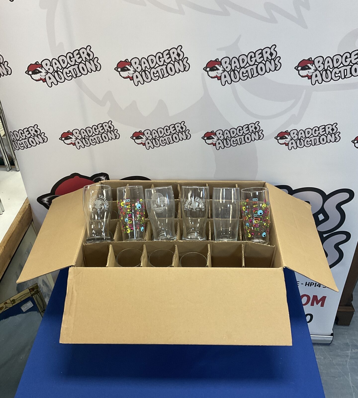 Box of 24 decorative pint glasses – Badgers Auctions