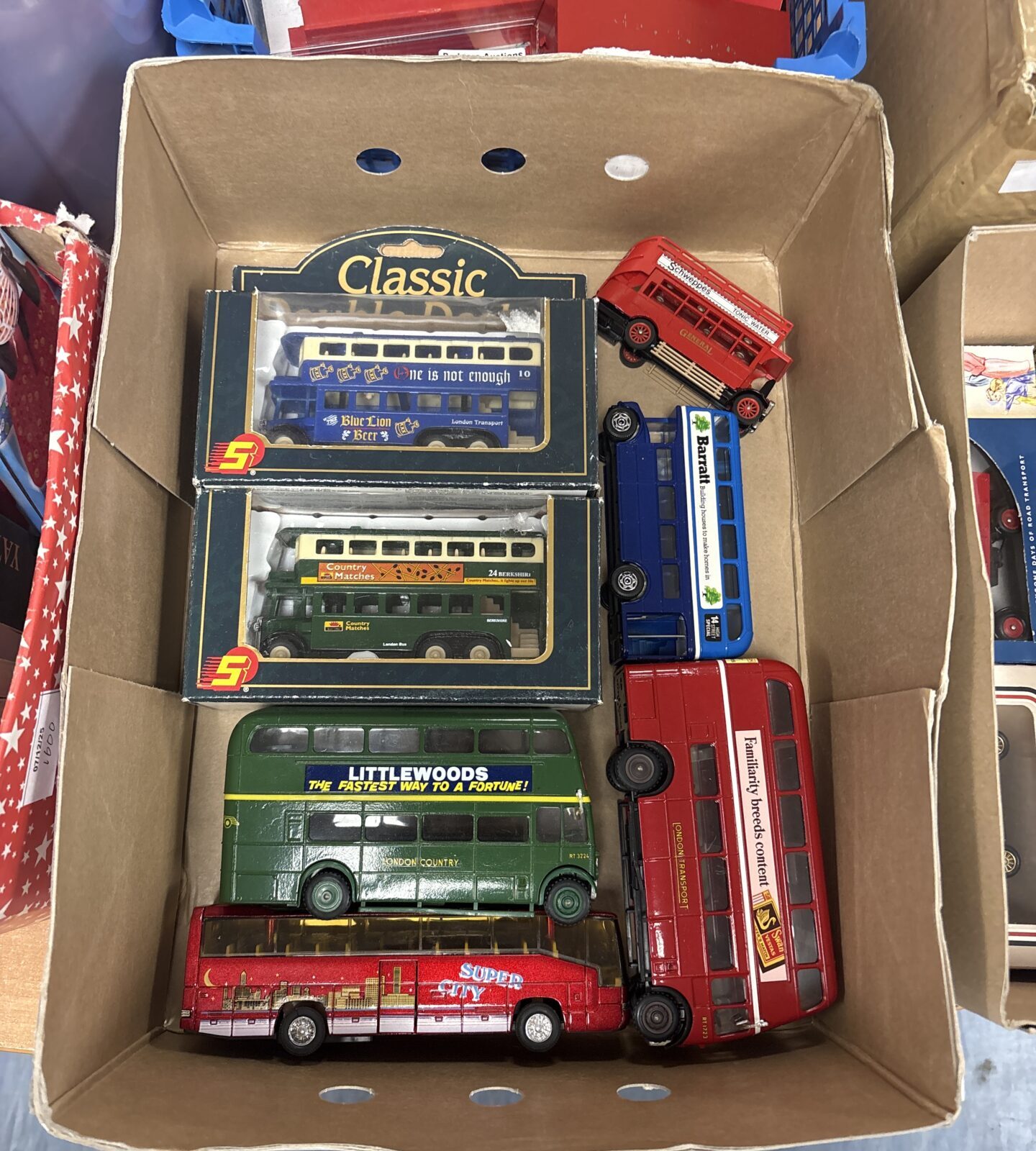 Box of Diecast model busses inc solido – Badgers Auctions