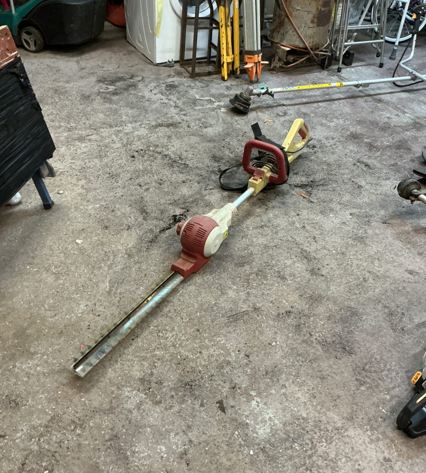 Extending electric hedge cutter – Badgers Auctions