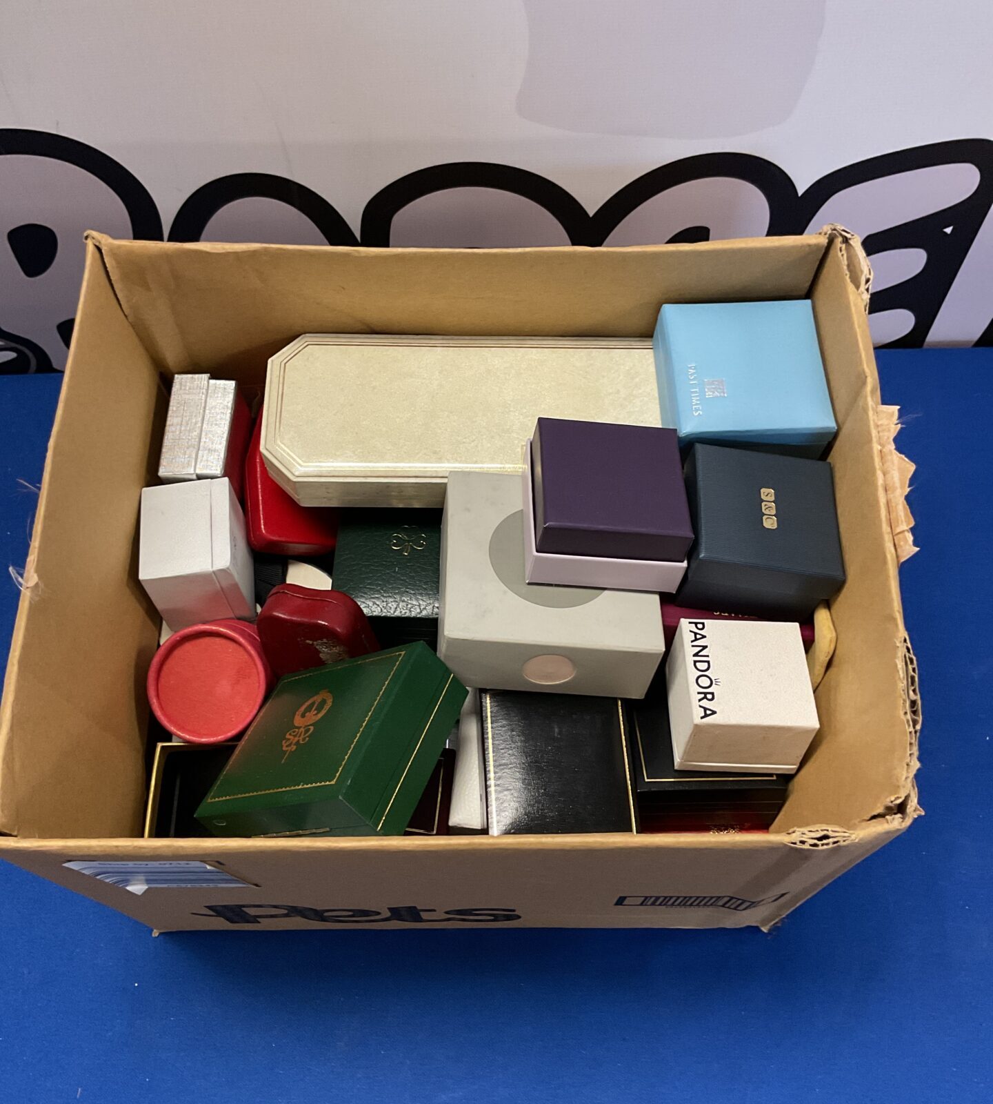Box of empty ring boxes inc pandora – Badgers Auctions