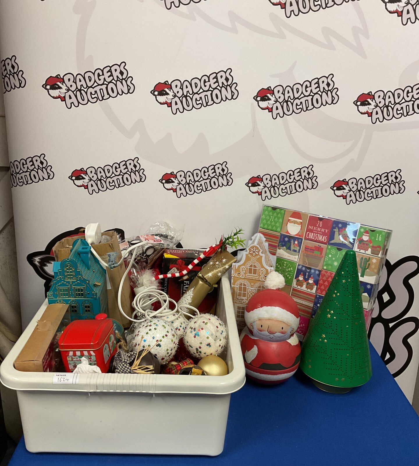 Box of mixed festive items – Badgers Auctions