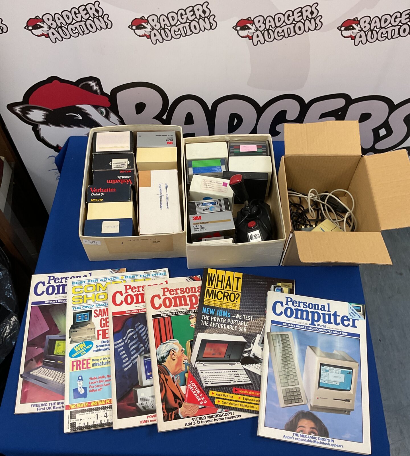 Box of floppy disks and computer books – Badgers Auctions