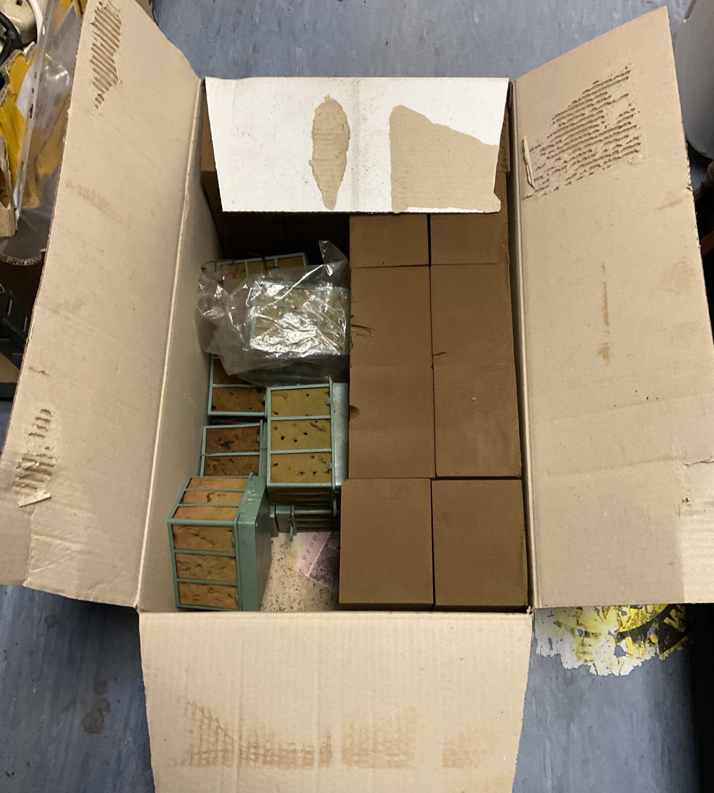 Box of assorted floral oasis foam – Badgers Auctions