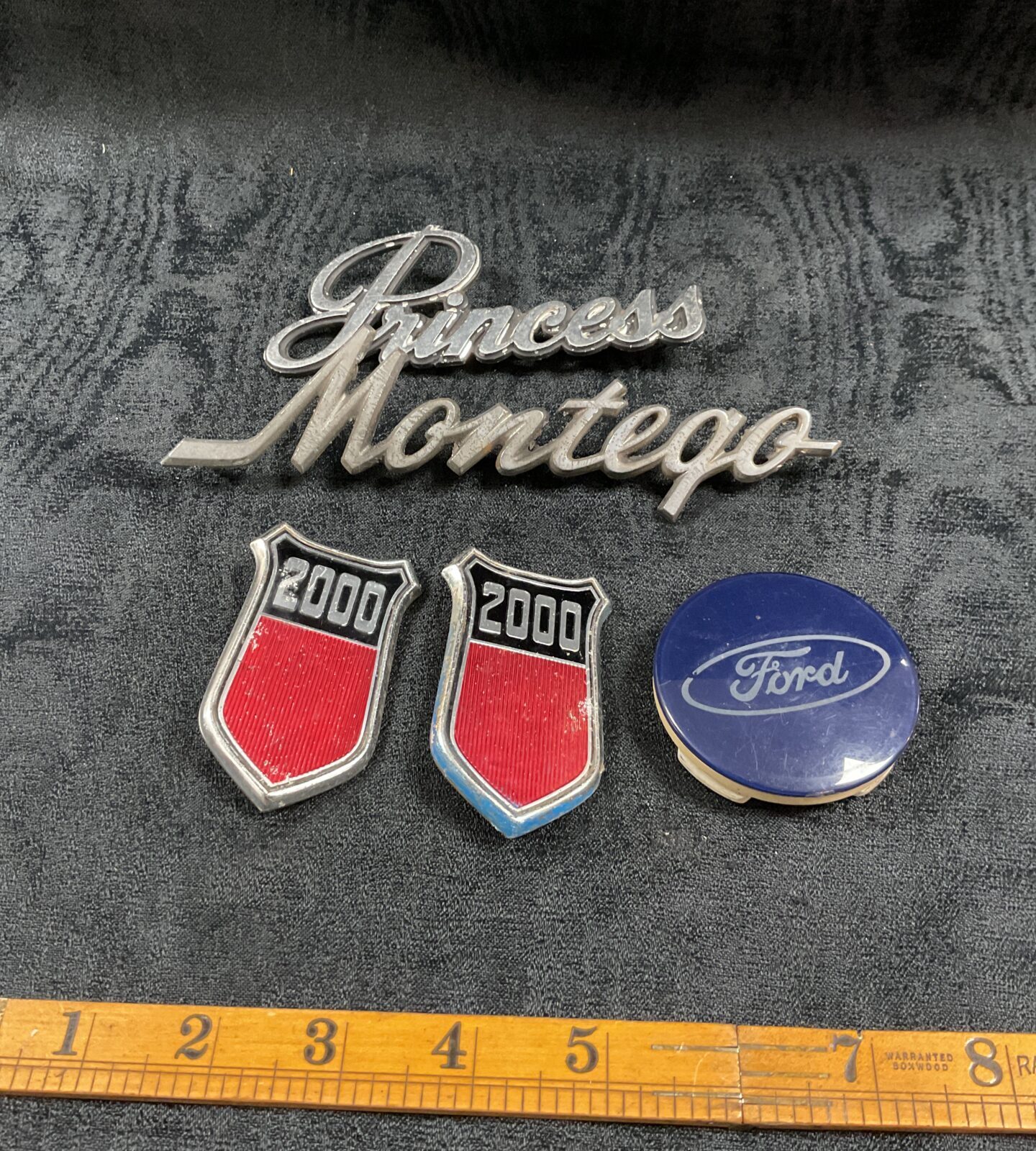 Collection of classic car badges inc ford – Badgers Auctions
