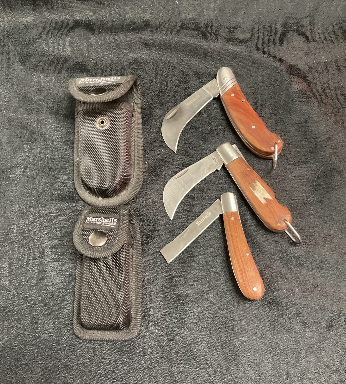 Three Garden pruning knives – Badgers Auctions