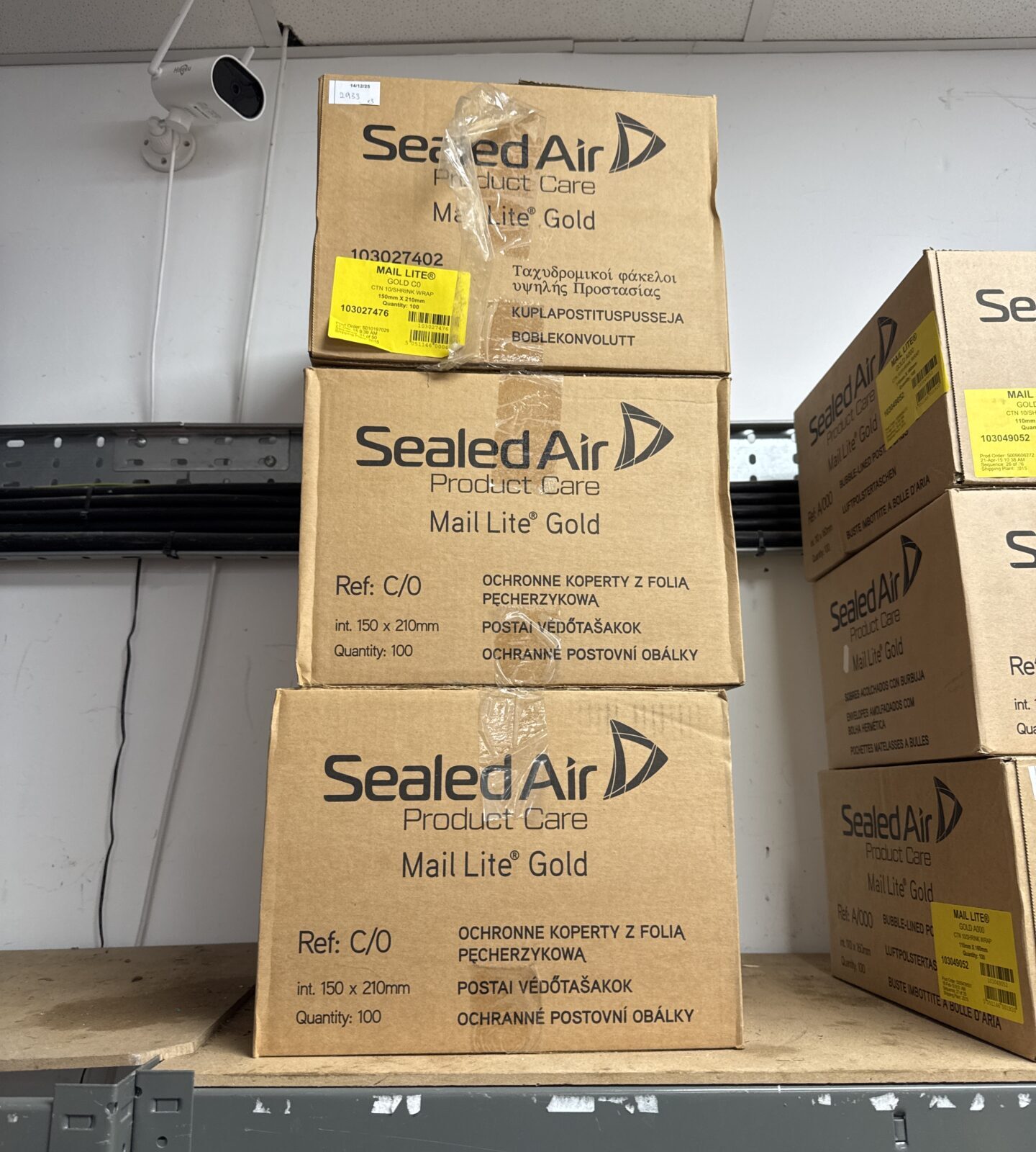 Three boxes of sealed air mail lite gold 150 x 210mm Jiffy bags ...