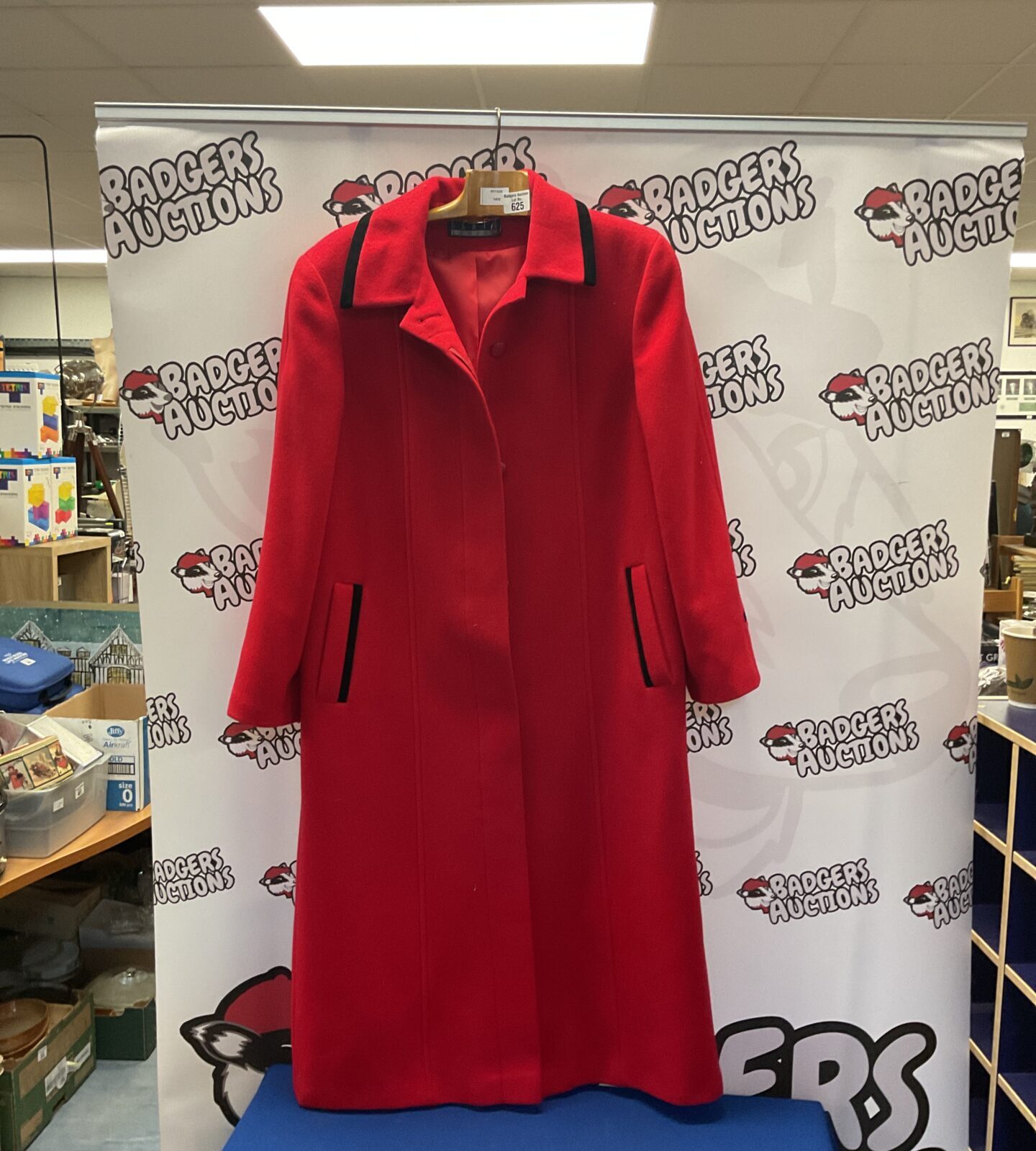 Kesta London long red coat – Badgers Auctions