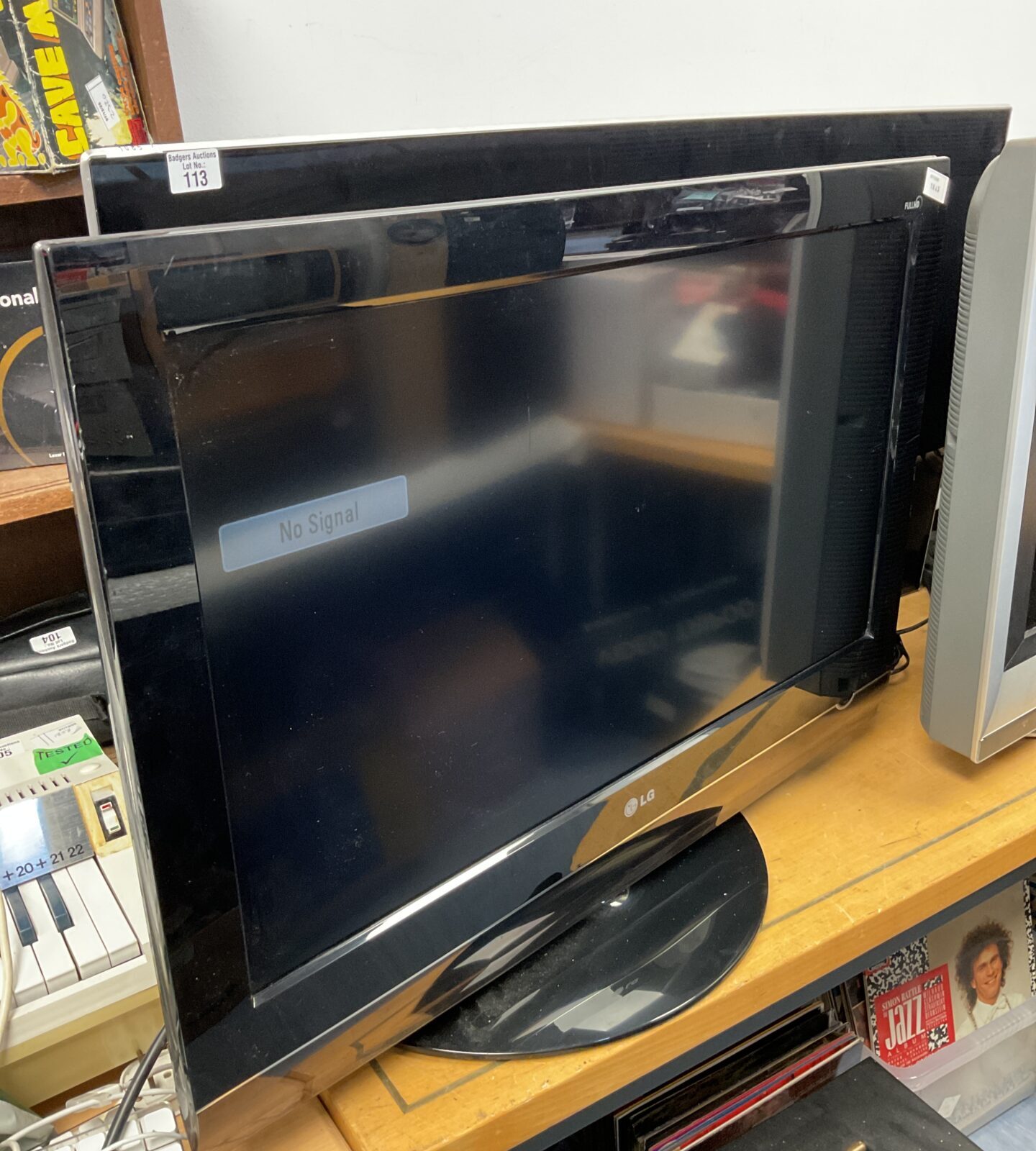 Lg 32” hd tv working – Badgers Auctions