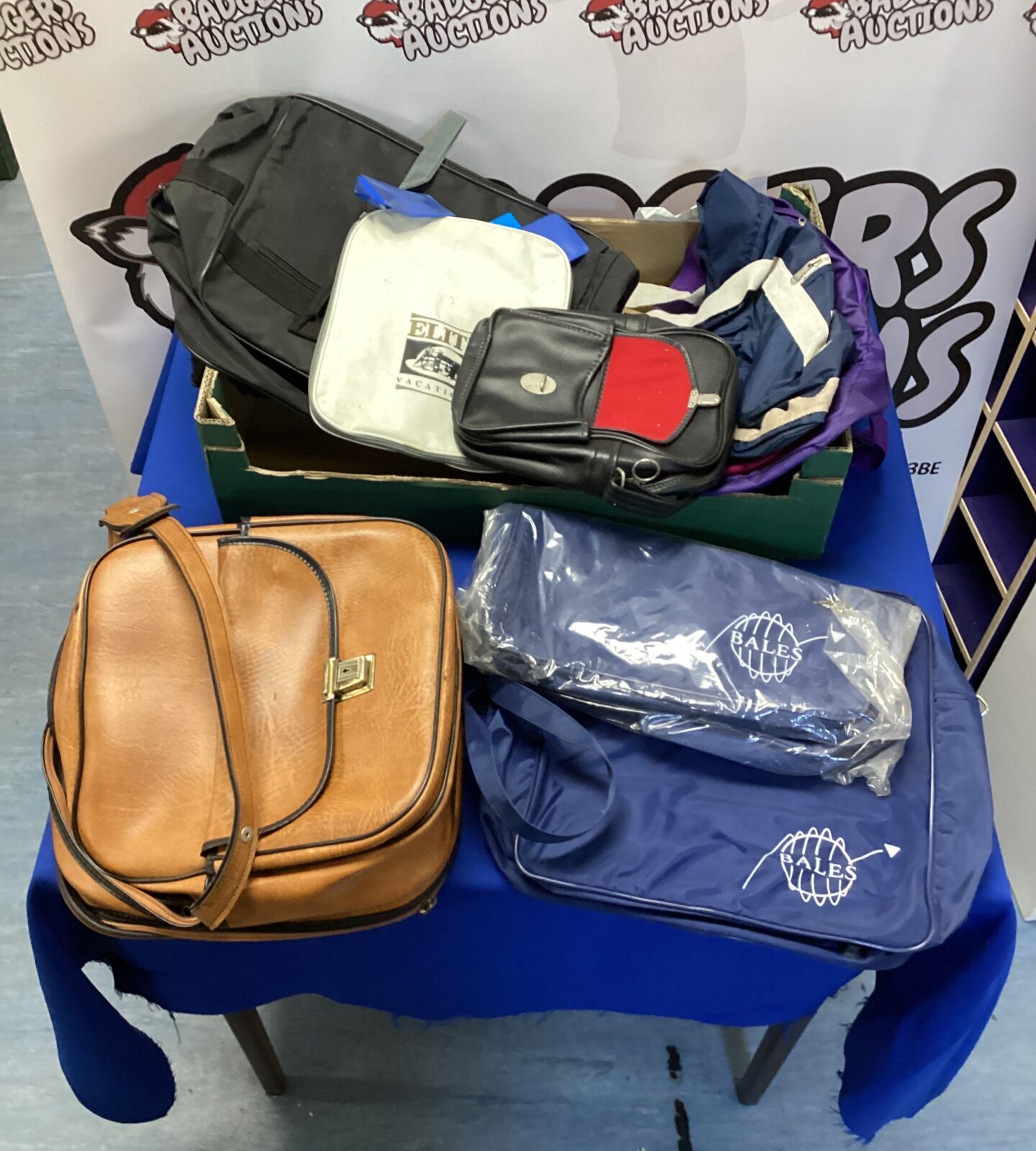 Box of mixed bags – Badgers Auctions