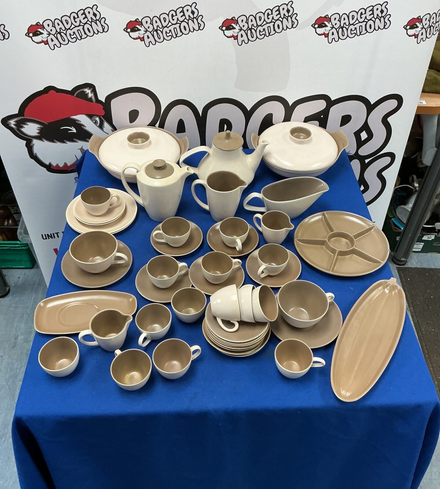Large quantity of Poole Pottery – Badgers Auctions