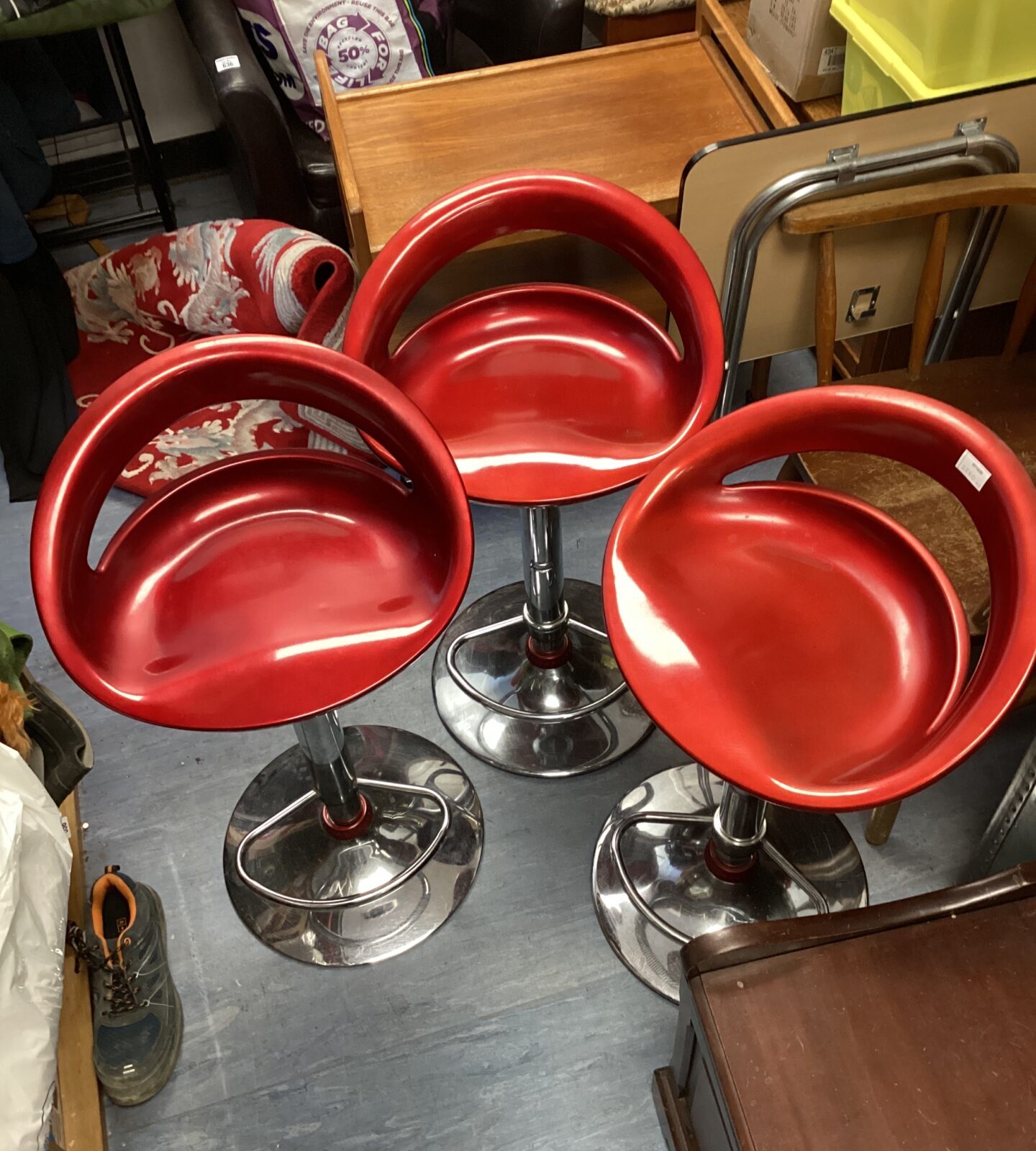 Three dunelm red height adjustable bar stools – Badgers Auctions