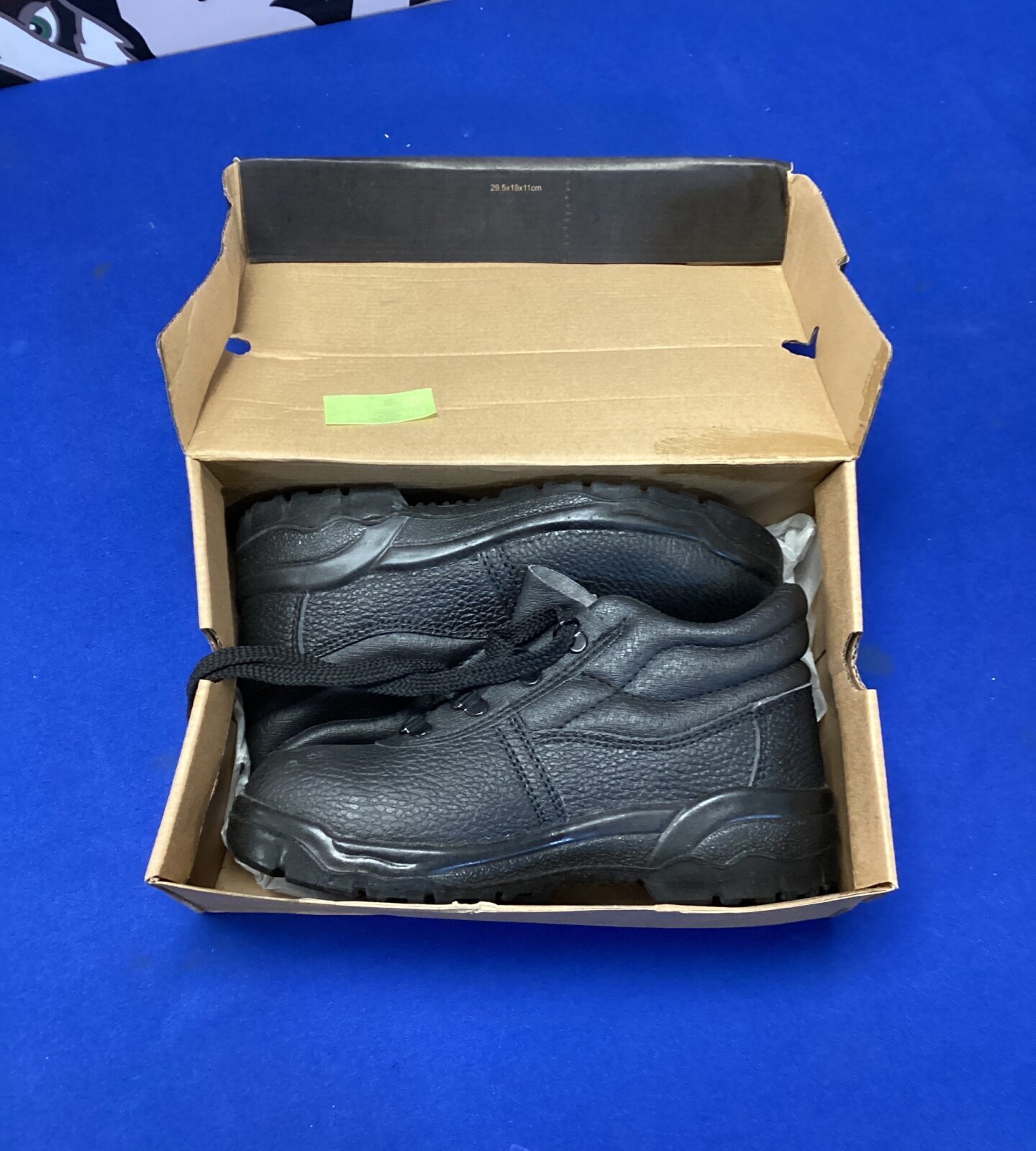Pair of size 5 safety boots – Badgers Auctions
