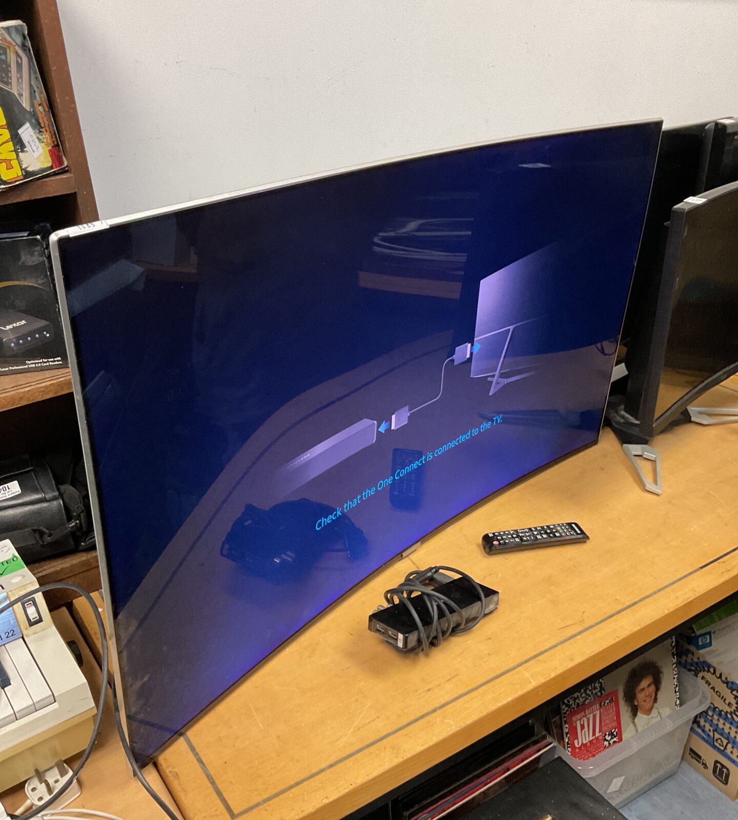 Samsung 50” 4k curved tv working with remote – Badgers Auctions