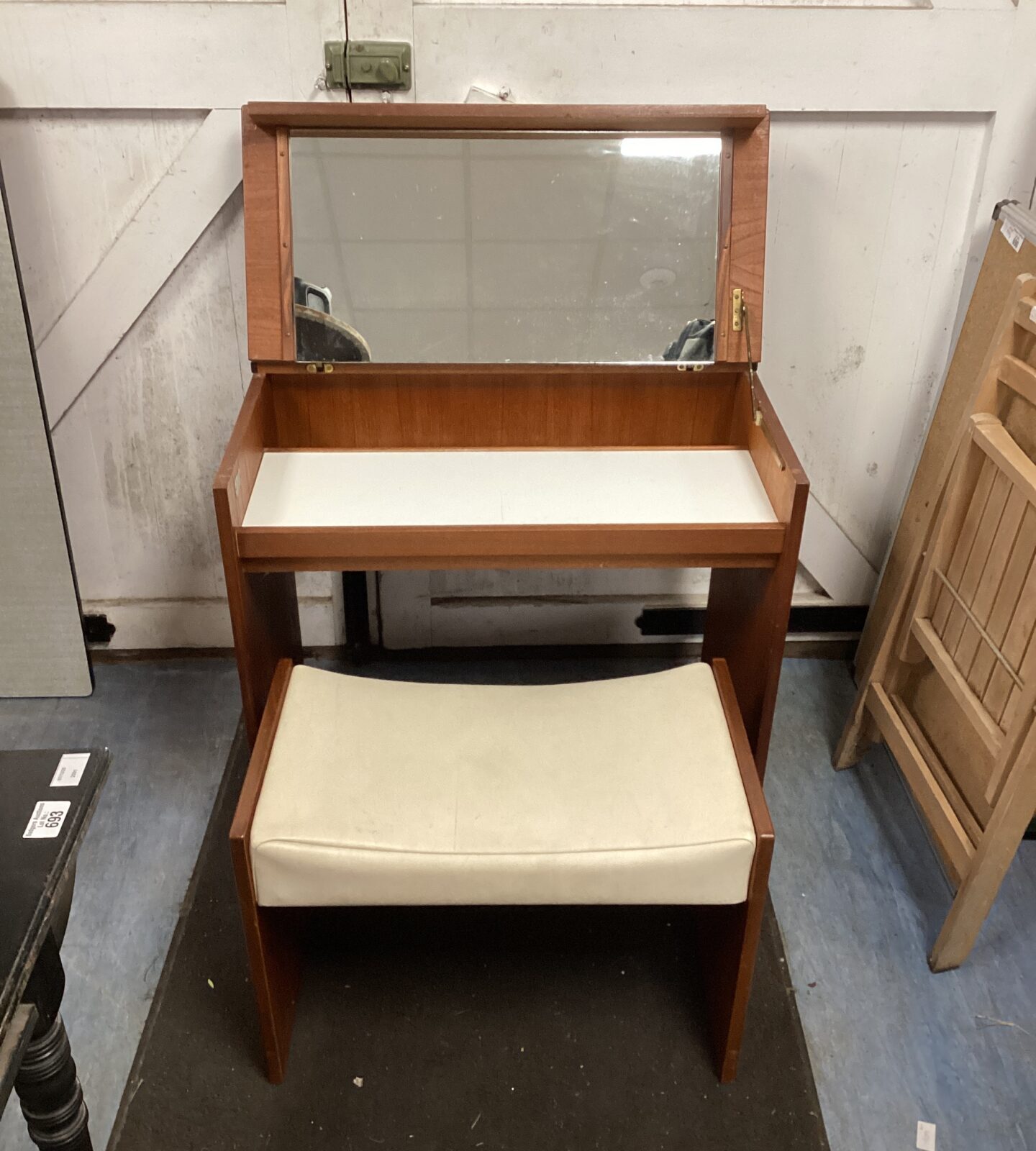 Stag dressing table desk with mirror & stool – Badgers Auctions