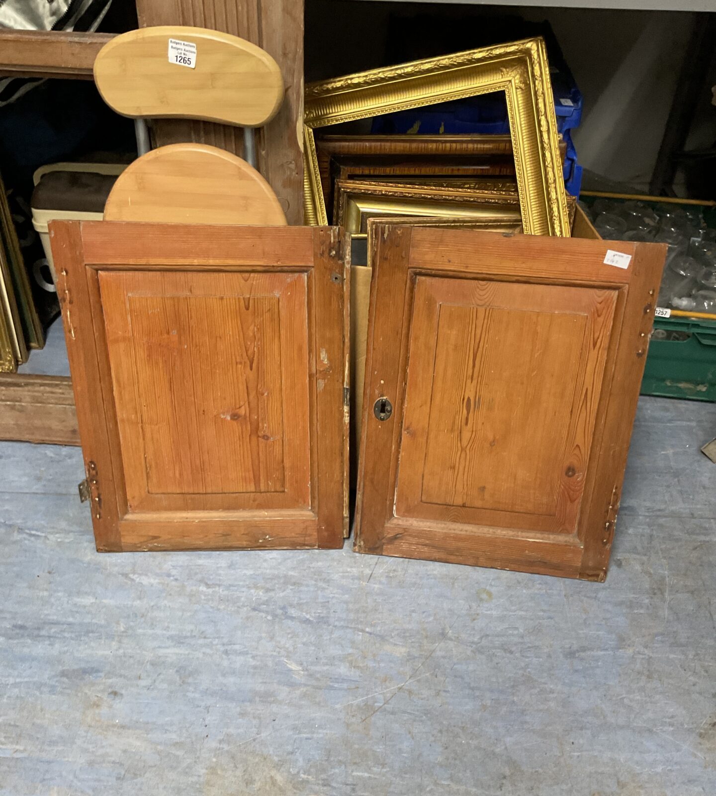 2 vintage cabinet doors – Badgers Auctions
