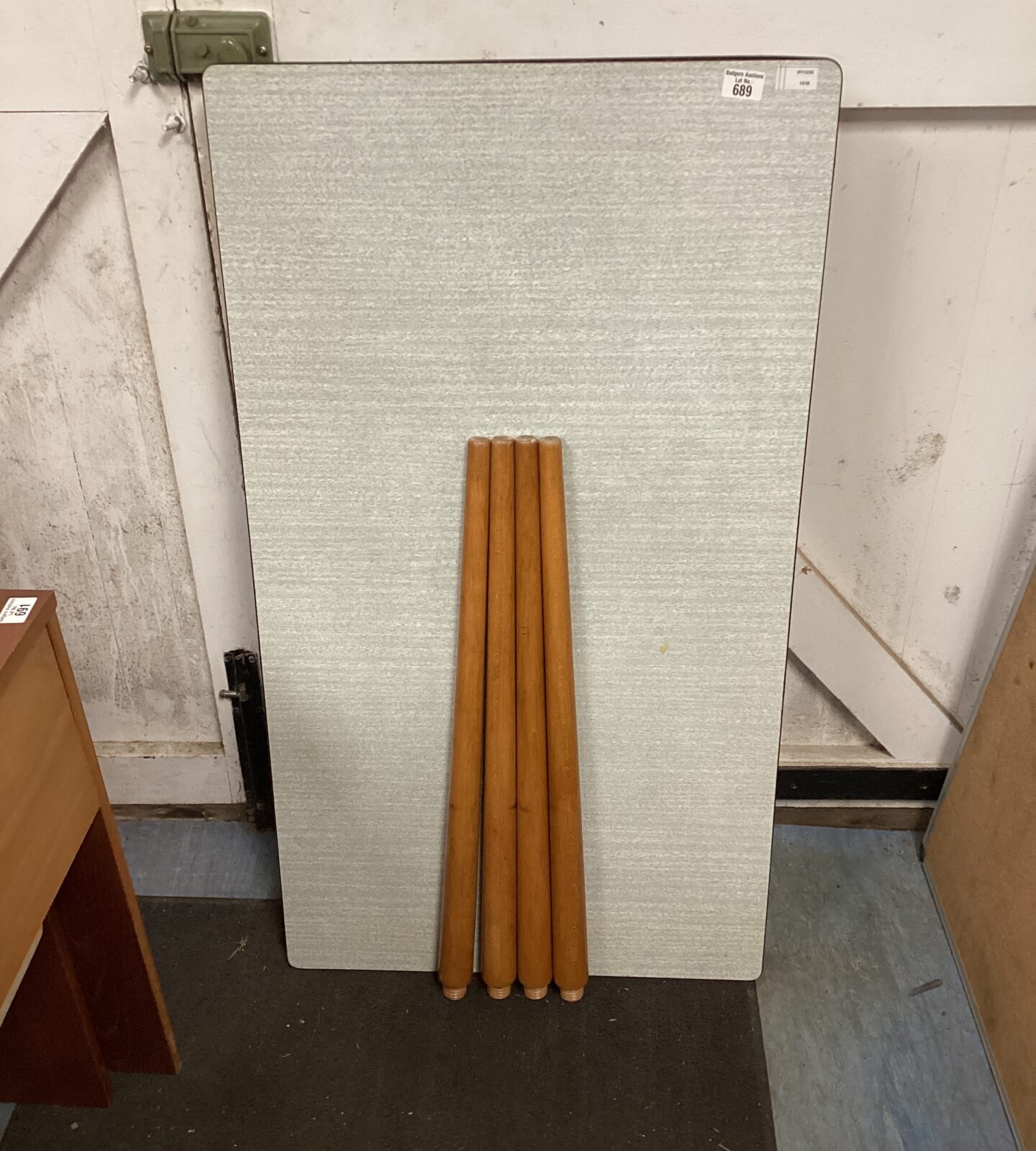 Formica table – Badgers Auctions