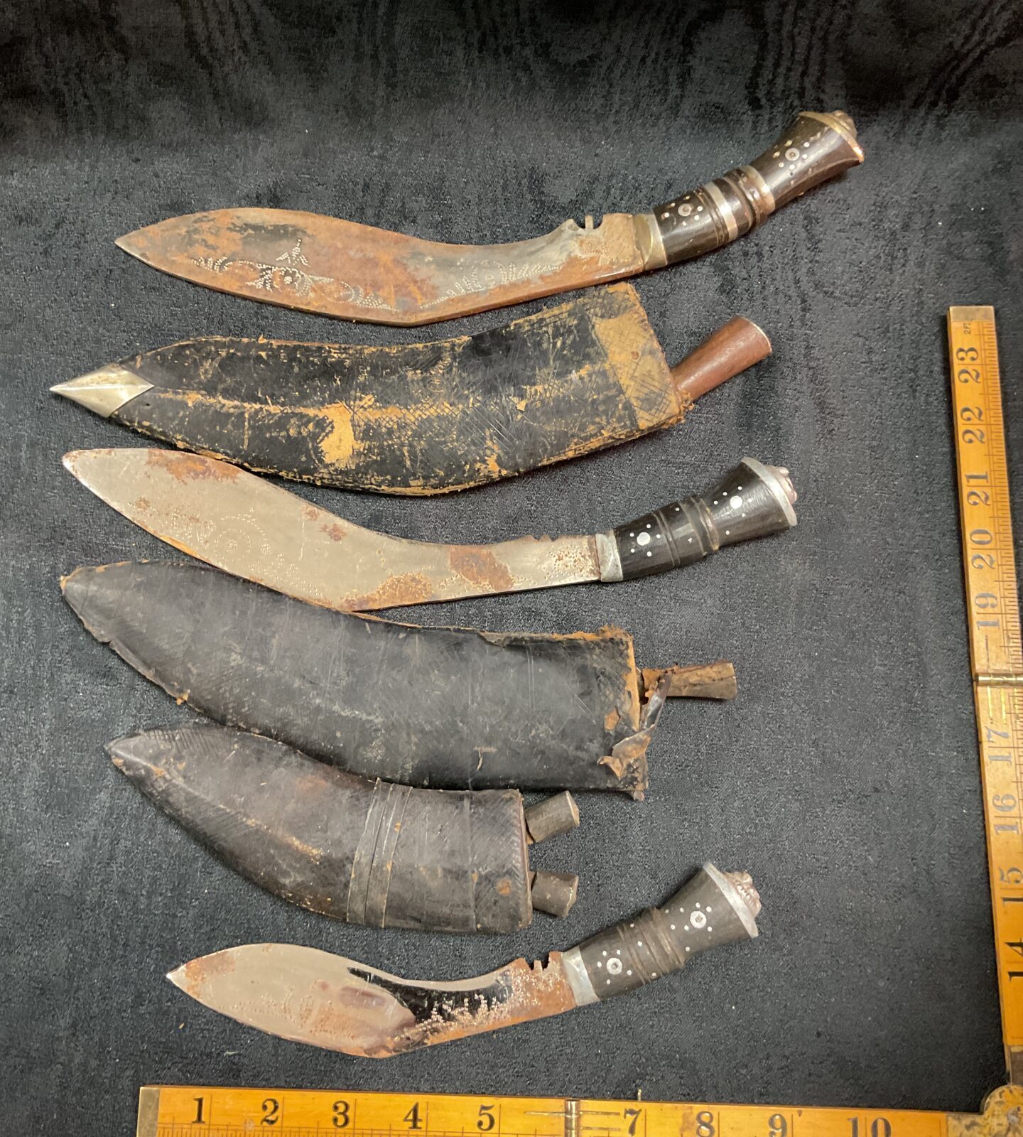 Three Vintage indian Khukuri – Badgers Auctions
