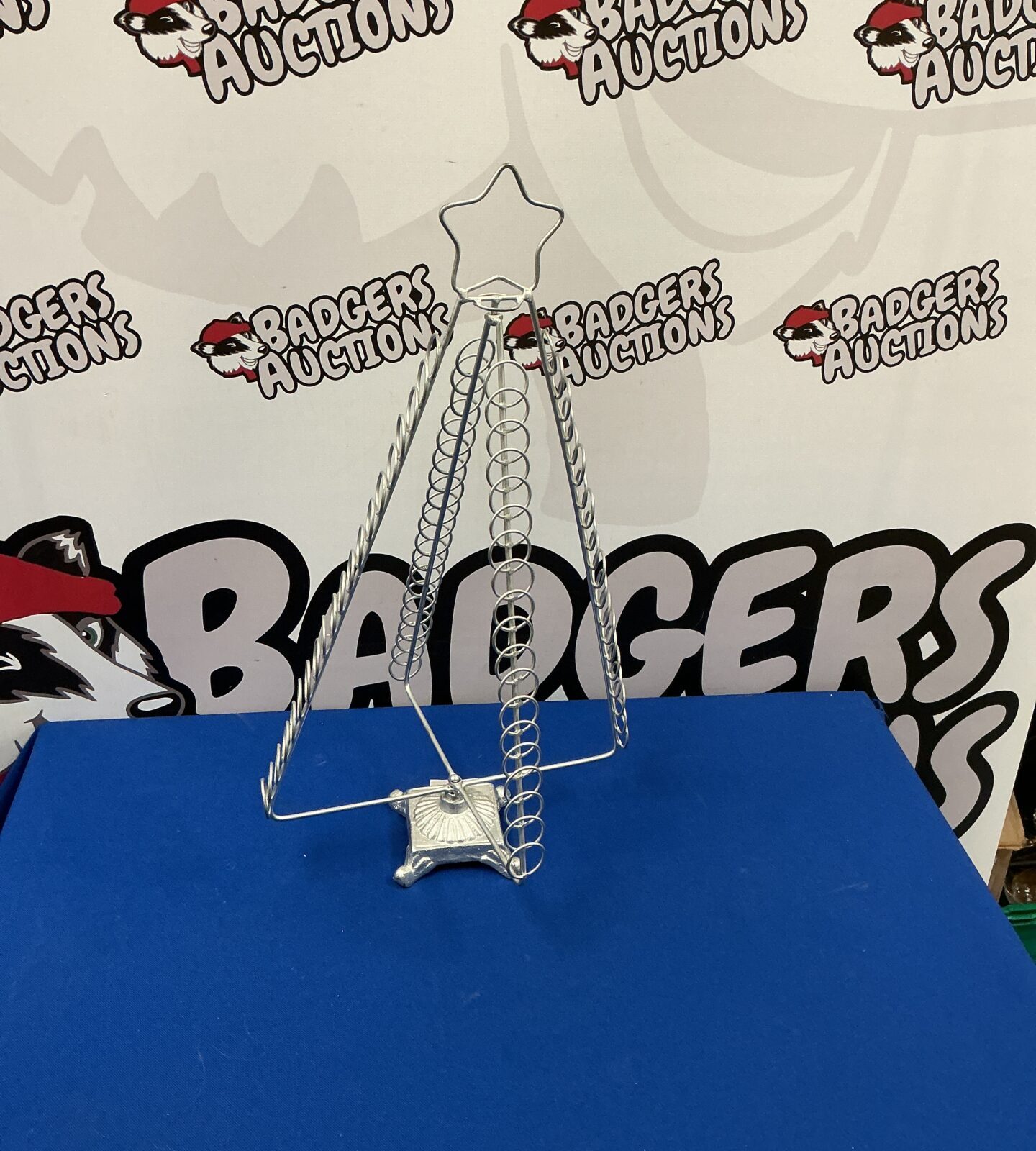 Metal Christmas Card Tree – Badgers Auctions