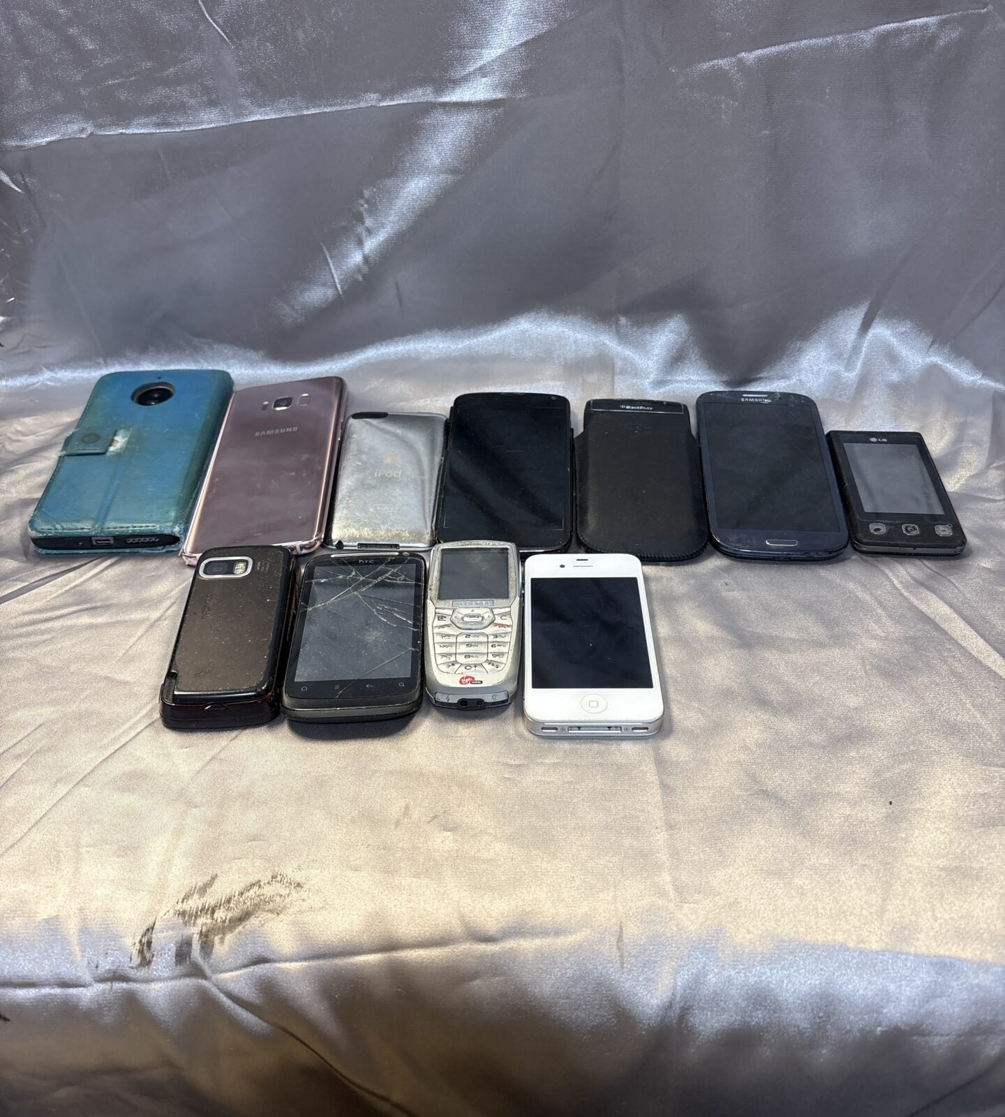 Selection of mobile phones inc apple ipod – Badgers Auctions