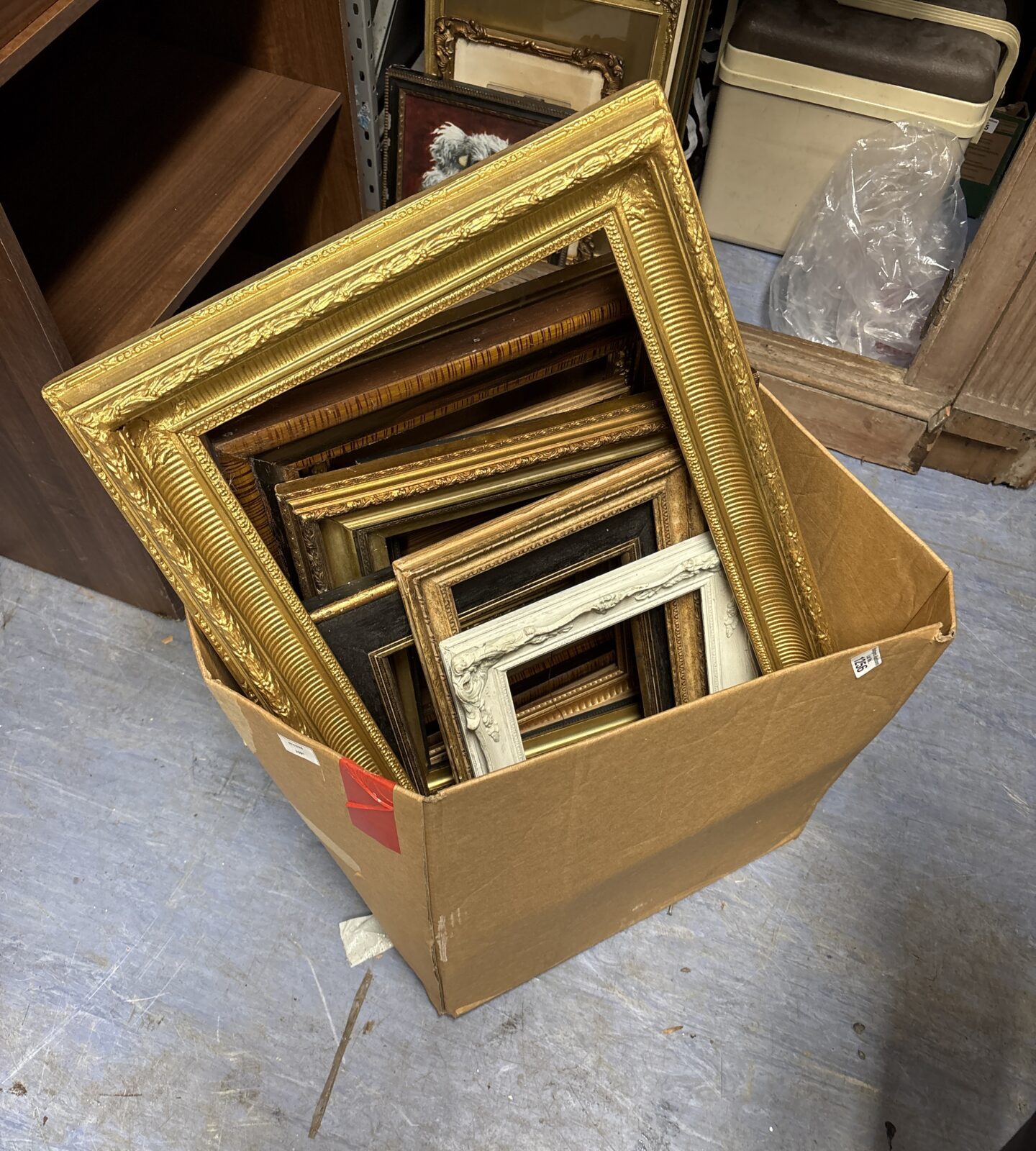 Quantity of vintage picture frames – Badgers Auctions