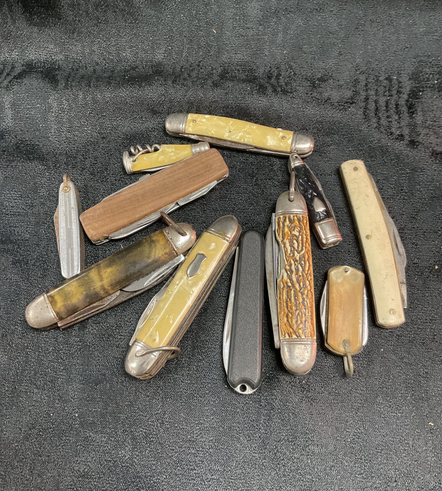 Collection of assorted pocket knives – Badgers Auctions
