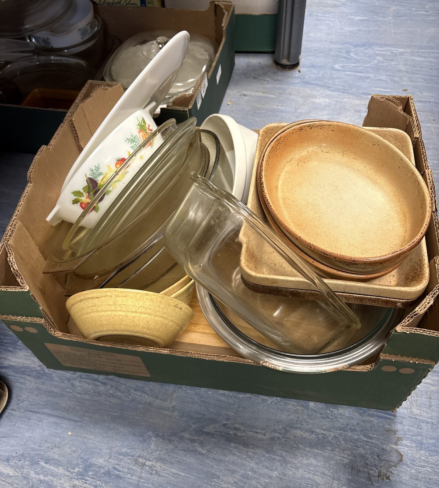 Box of mixed inc pyrex – Badgers Auctions