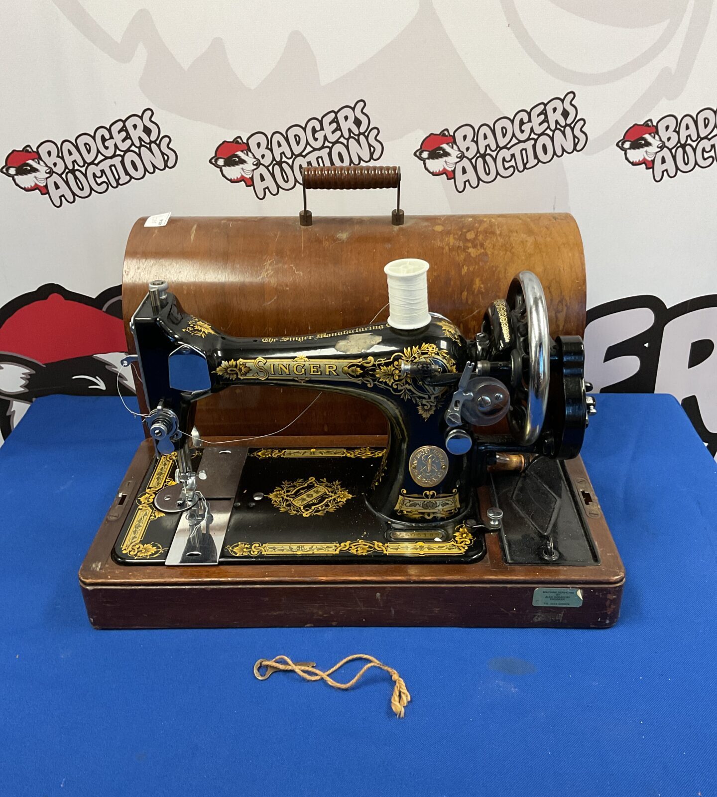 Vintage singer hand cranked sewing machine in case with key – Badgers ...