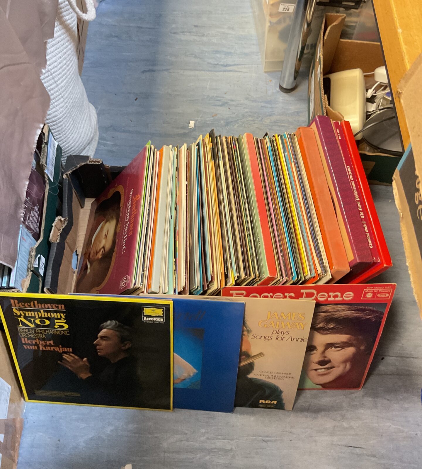Box of mixed 12” vinyls – Badgers Auctions