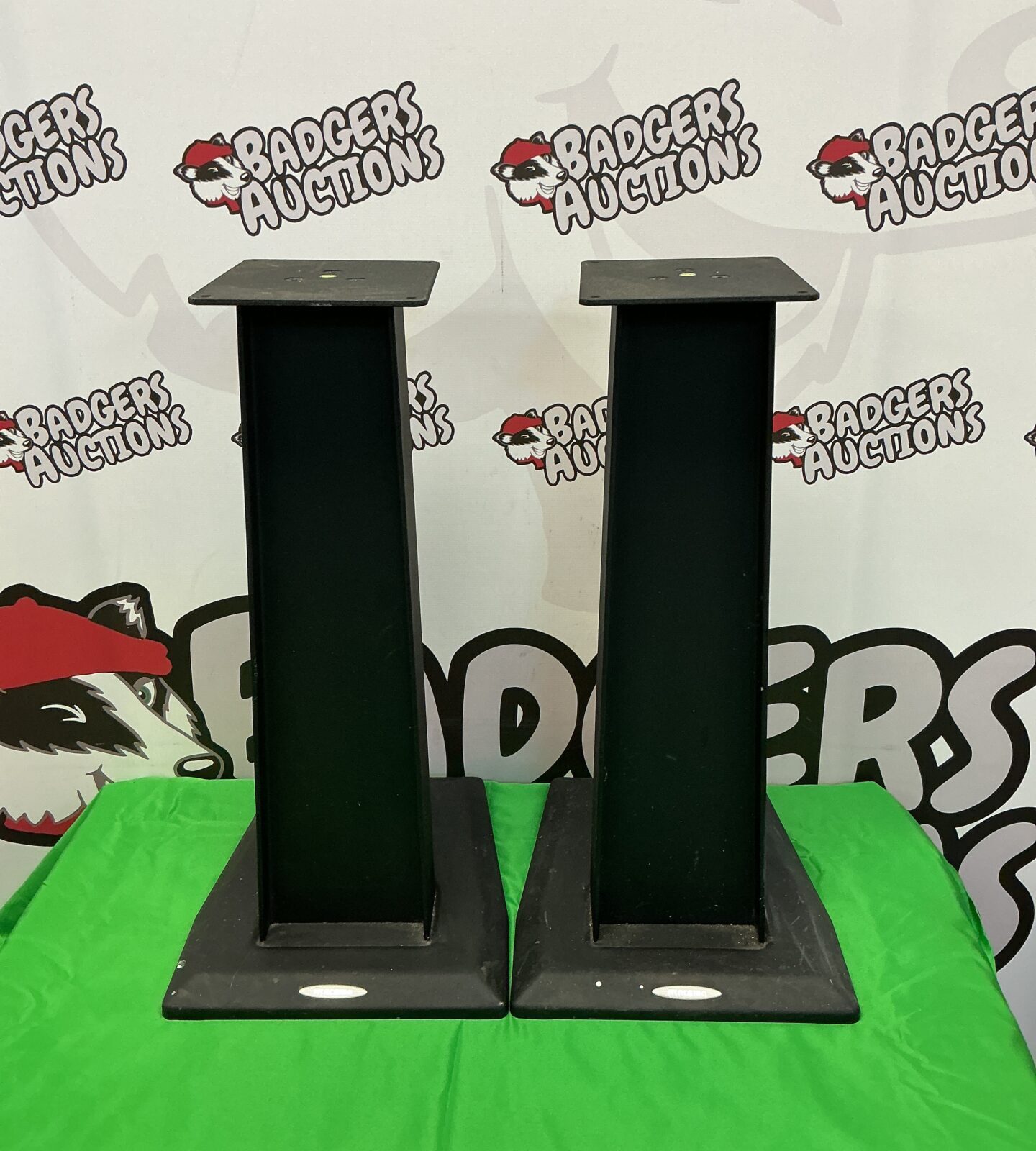 Pair of atacama speaker stands – Badgers Auctions