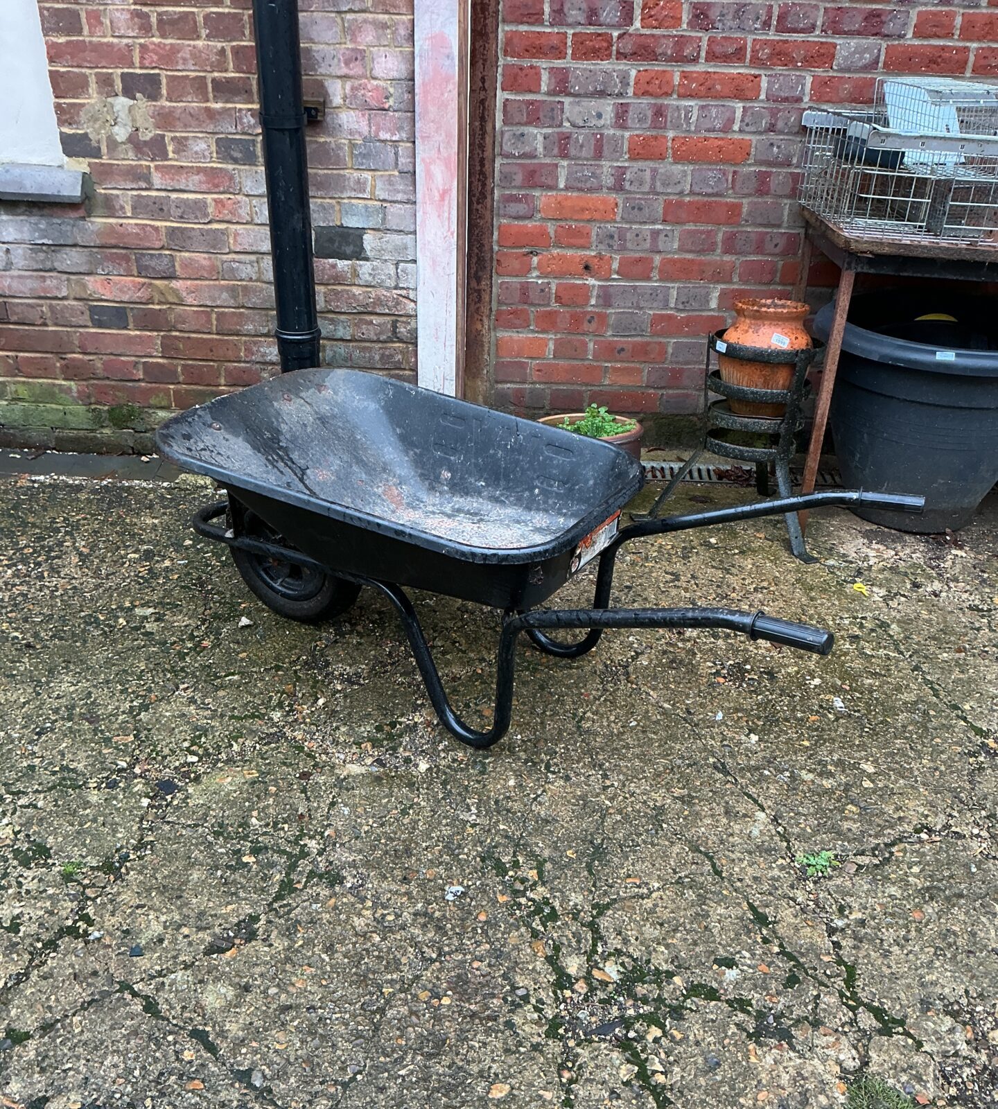 Builders wheelbarrow – Badgers Auctions