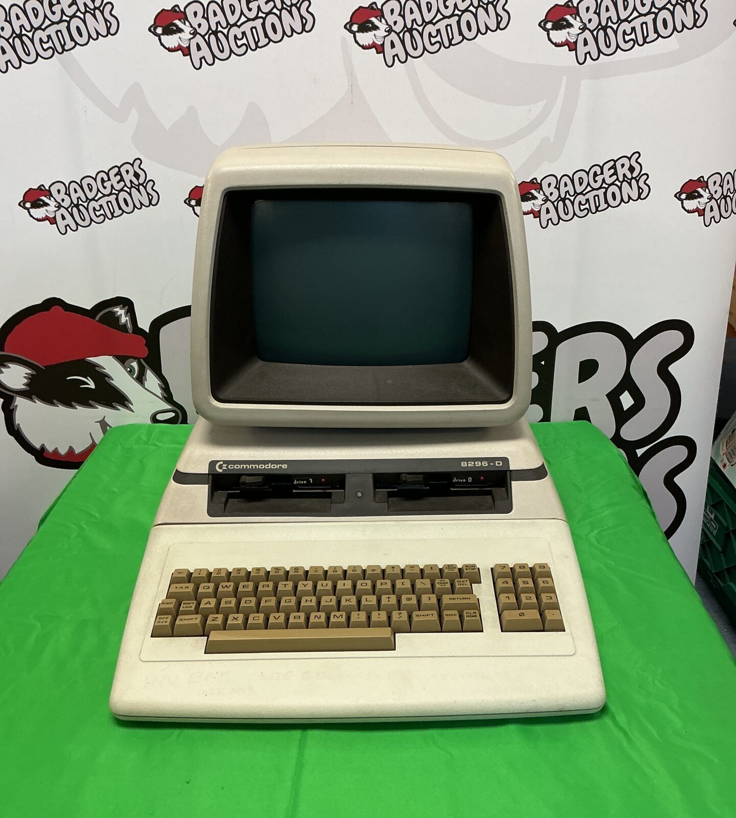 Commodore 8296-D PET dual disk drive computer – Badgers Auctions