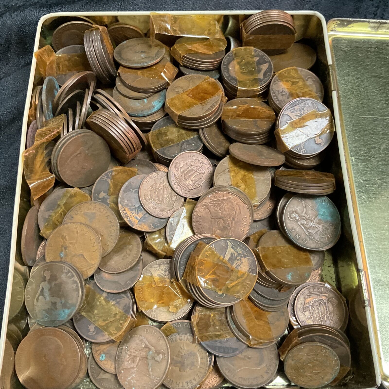 Large tin of copper pennies – Badgers Auctions