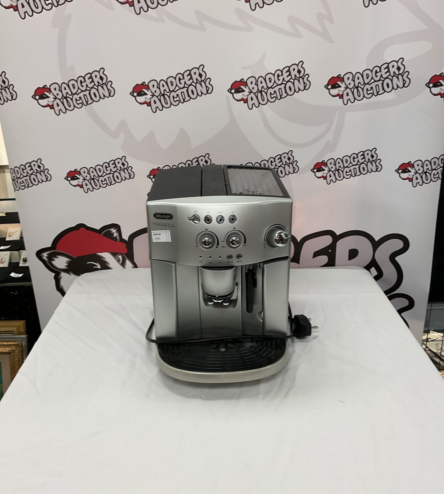 DeLonghi Magnifica coffee machine – Badgers Auctions