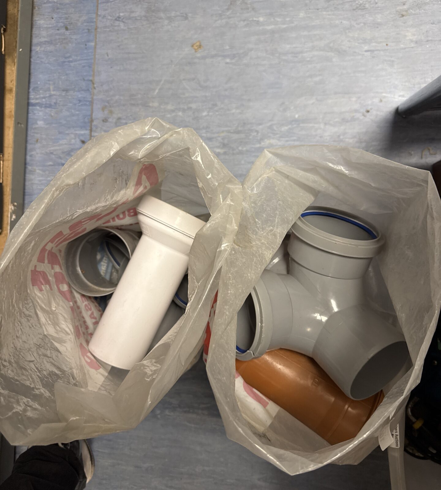 Two bags of mixed drainage stack plumbing items – Badgers Auctions