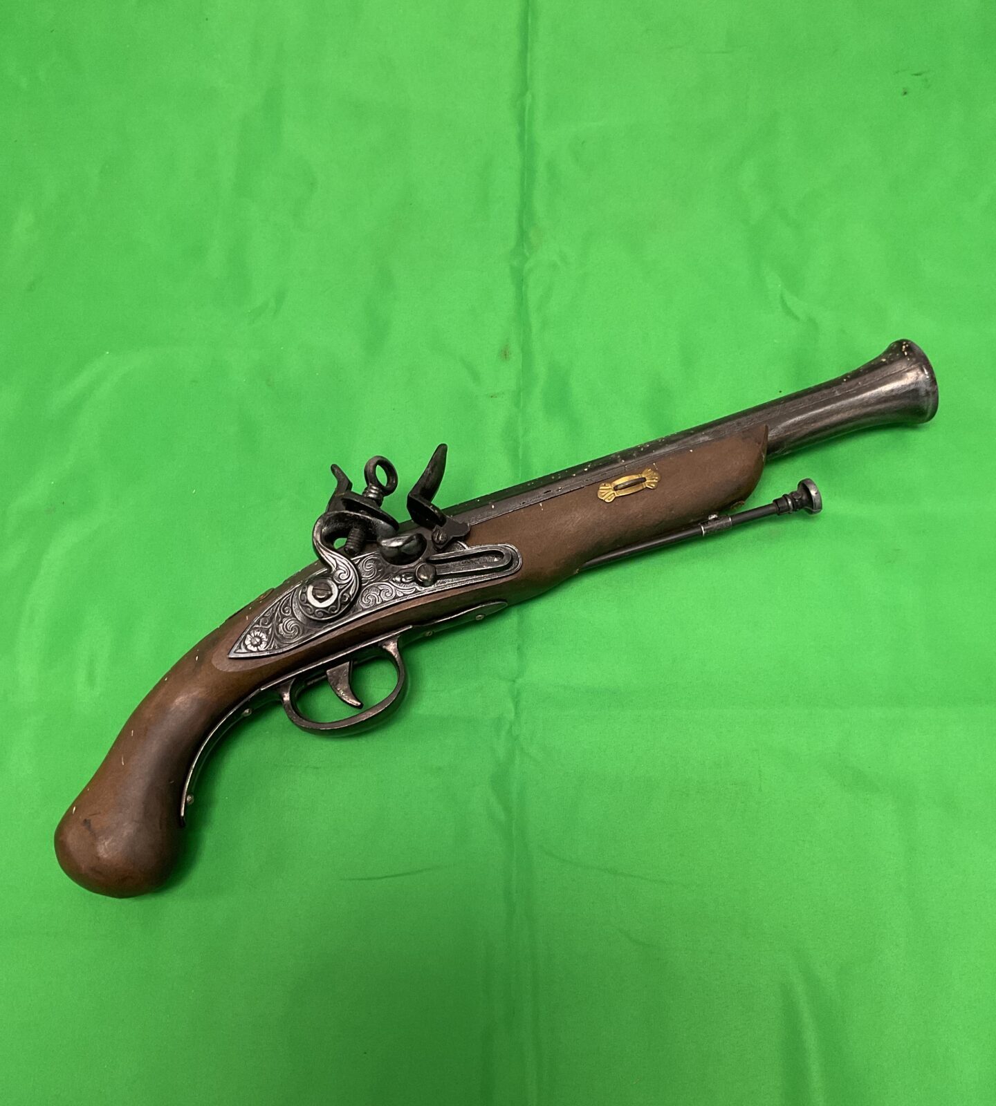 Wall hanging flint lock pistol – Badgers Auctions