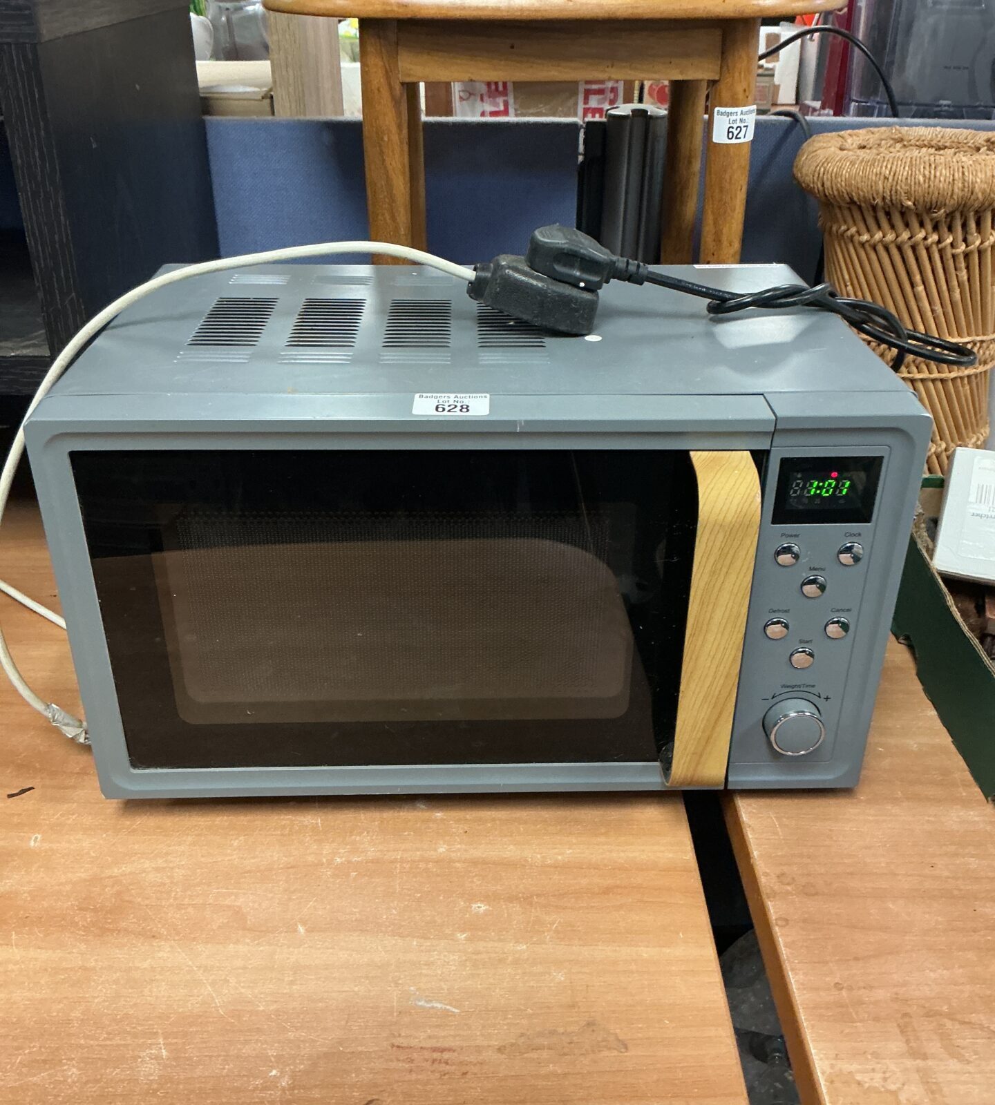 Grey Microwave oven in working order – Badgers Auctions