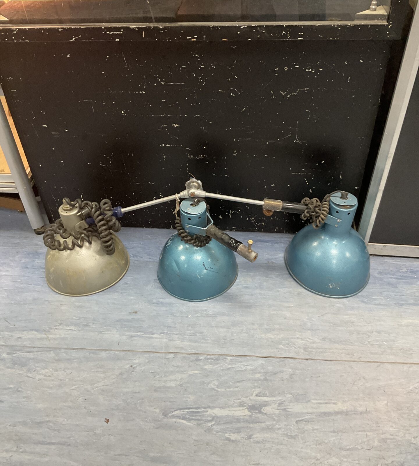 Three portable military workshop lamps – Badgers Auctions