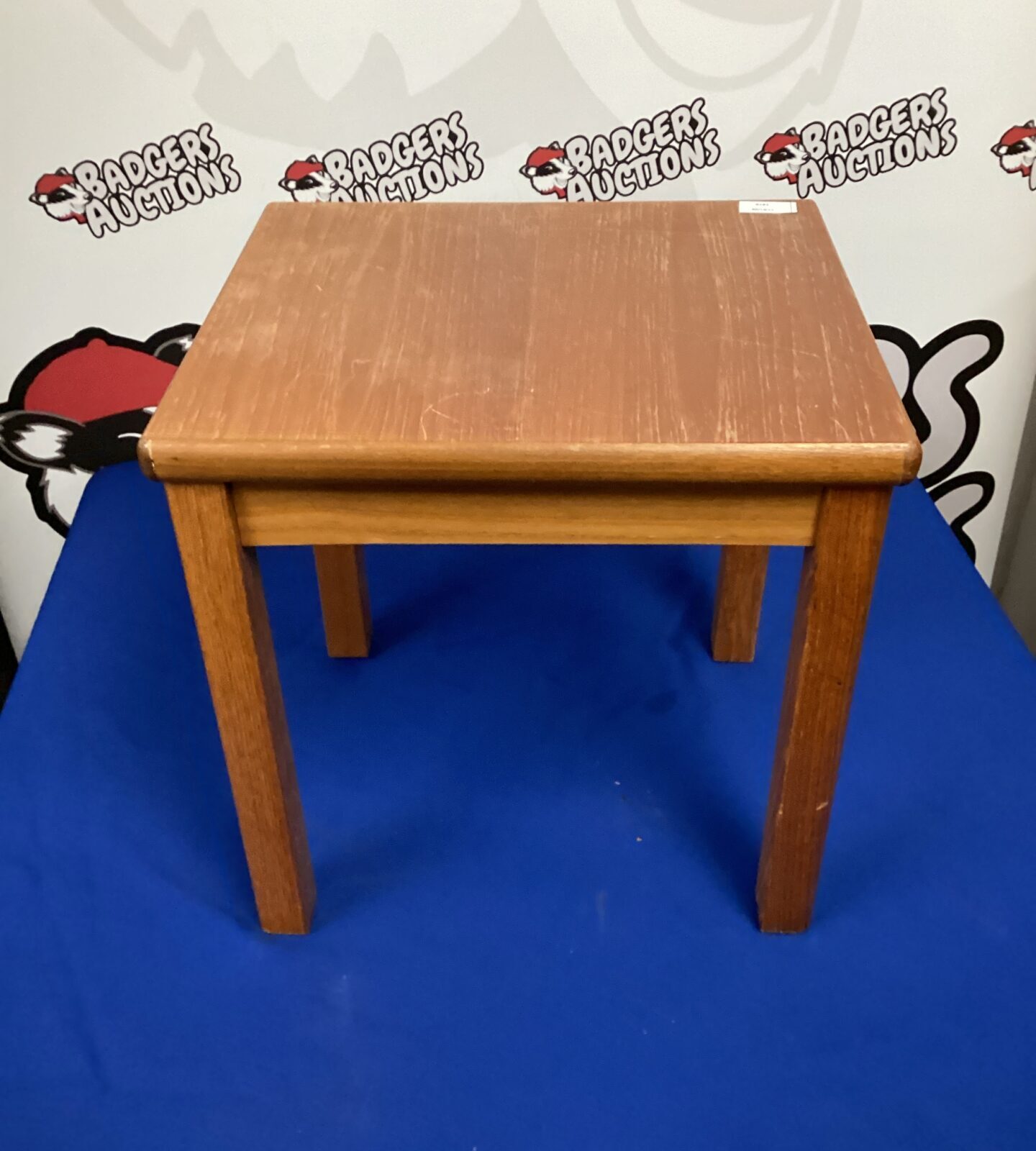 Small solid oak side table – Badgers Auctions